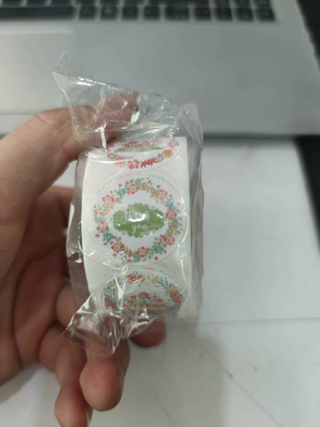 Наклейки Inch Thank You Flowers Floral Decorative, тип A-334 / A-335 (доступно для выбора), размер 25x25mm/1x1inch, диаметр рулона 40mm x 65mm (I*O), количество 500 листов/рулон, вес 60g/2.1oz, для скрапбукинга, поздравительных открыток, упаковки