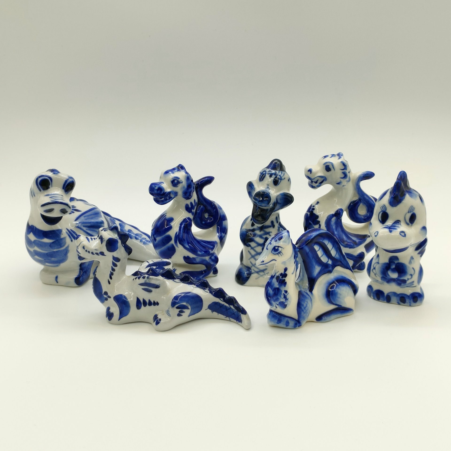 Набор из семи статуэток "Драконы", Гжель, фарфор, роспись, Россия, 1990-2010 гг.
