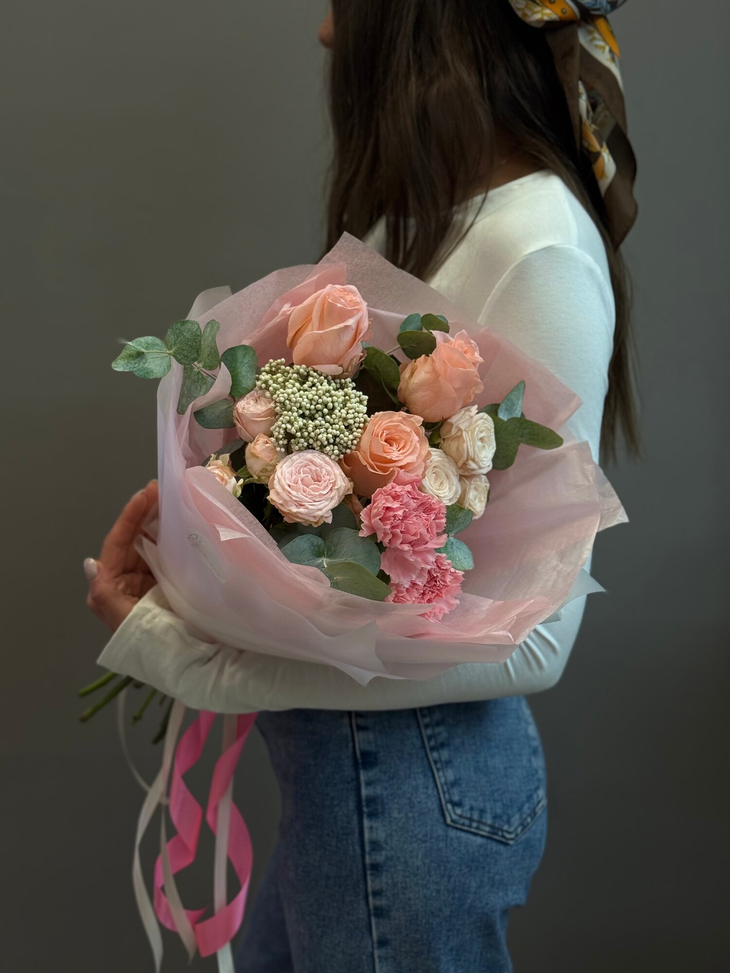 Розы Пионовидные и эвкалипт в нежном букете «Персик» Букет для девушки