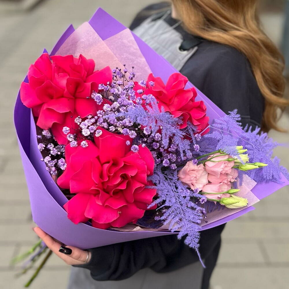 Букет из розовых роз с гипсофилой в лавандовых оттенках - римская роза