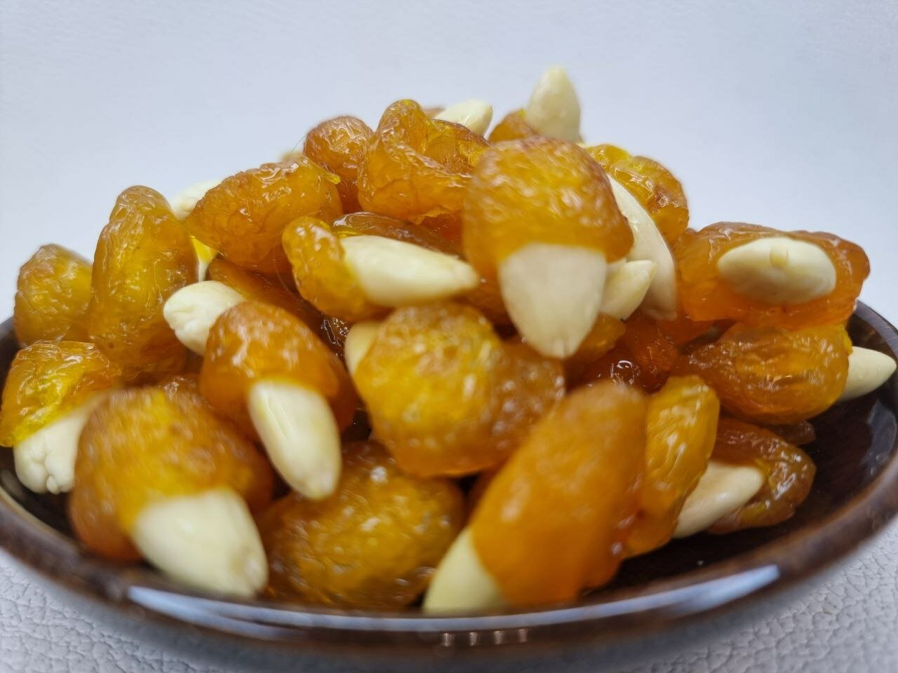 Желтая черешня с миндалем сушеная