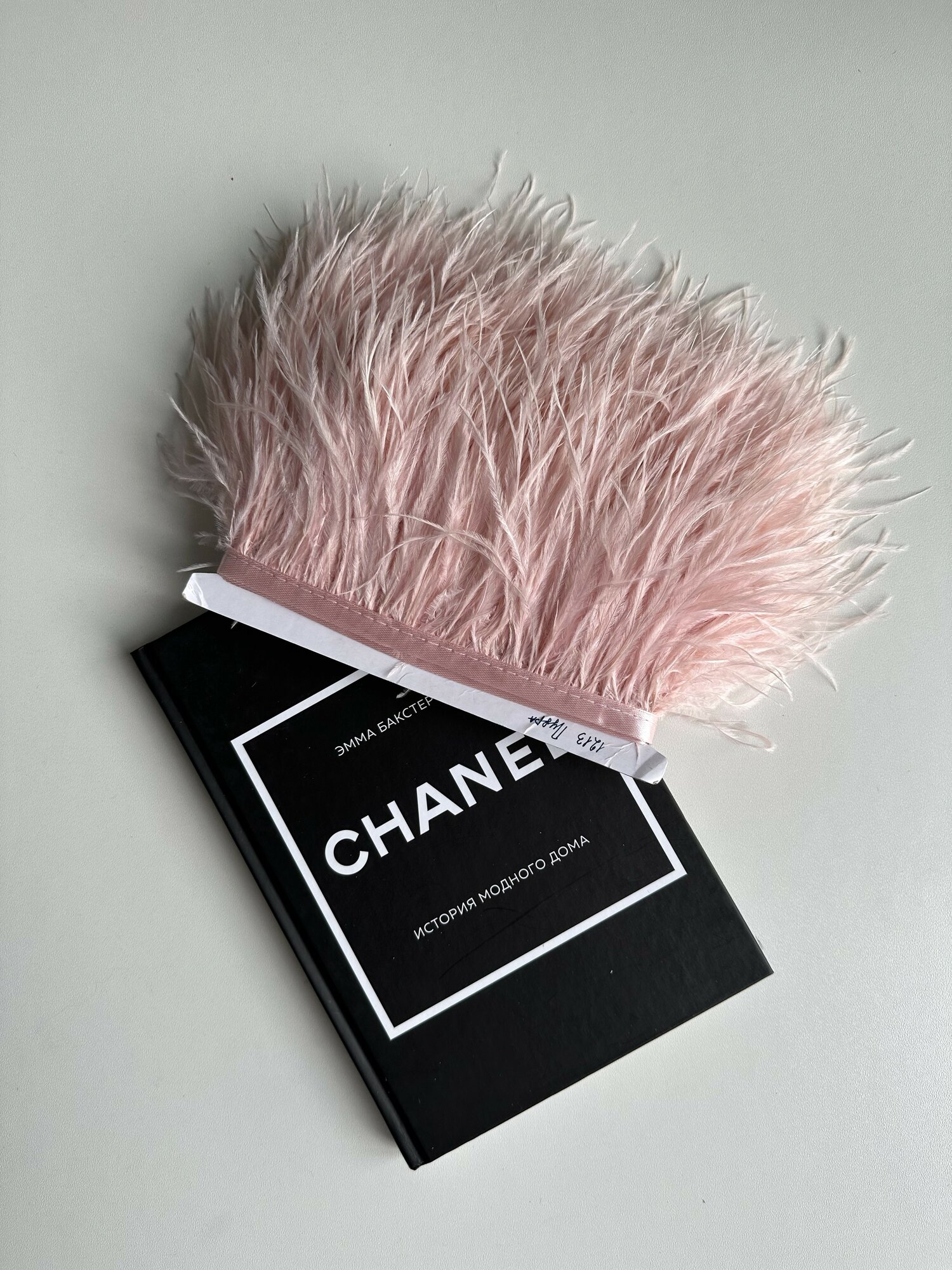 Тесьма с перьями на ленте страус, пудра, 2 метра для творчества и пошива