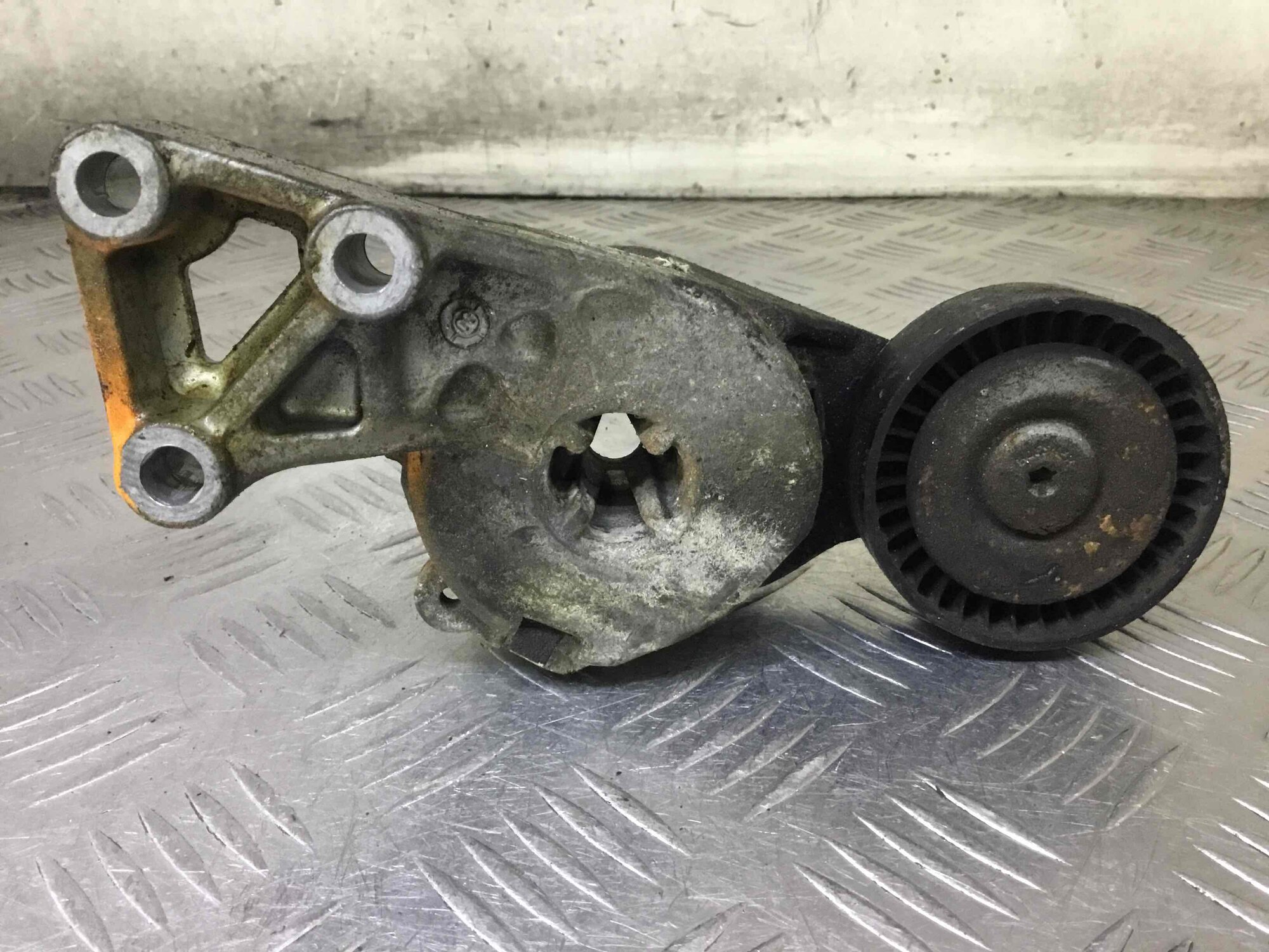 Б/У Натяжитель ремня генератора Volkswagen Golf 4 поколение (1997-2004) 2000 г.