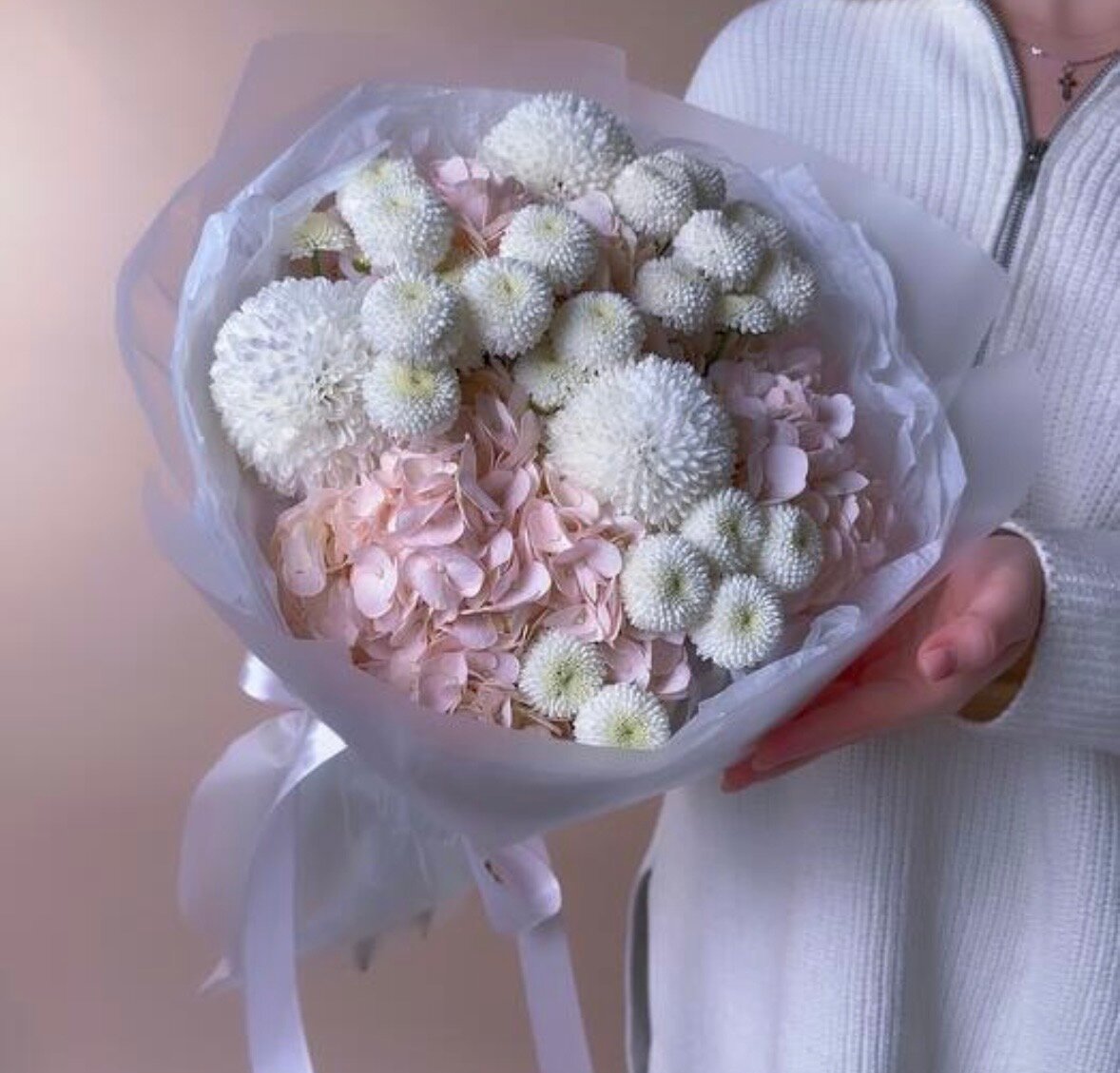 Букет белые хризантемы Супербоул, кустовые хризантемы Сантини, гортензии