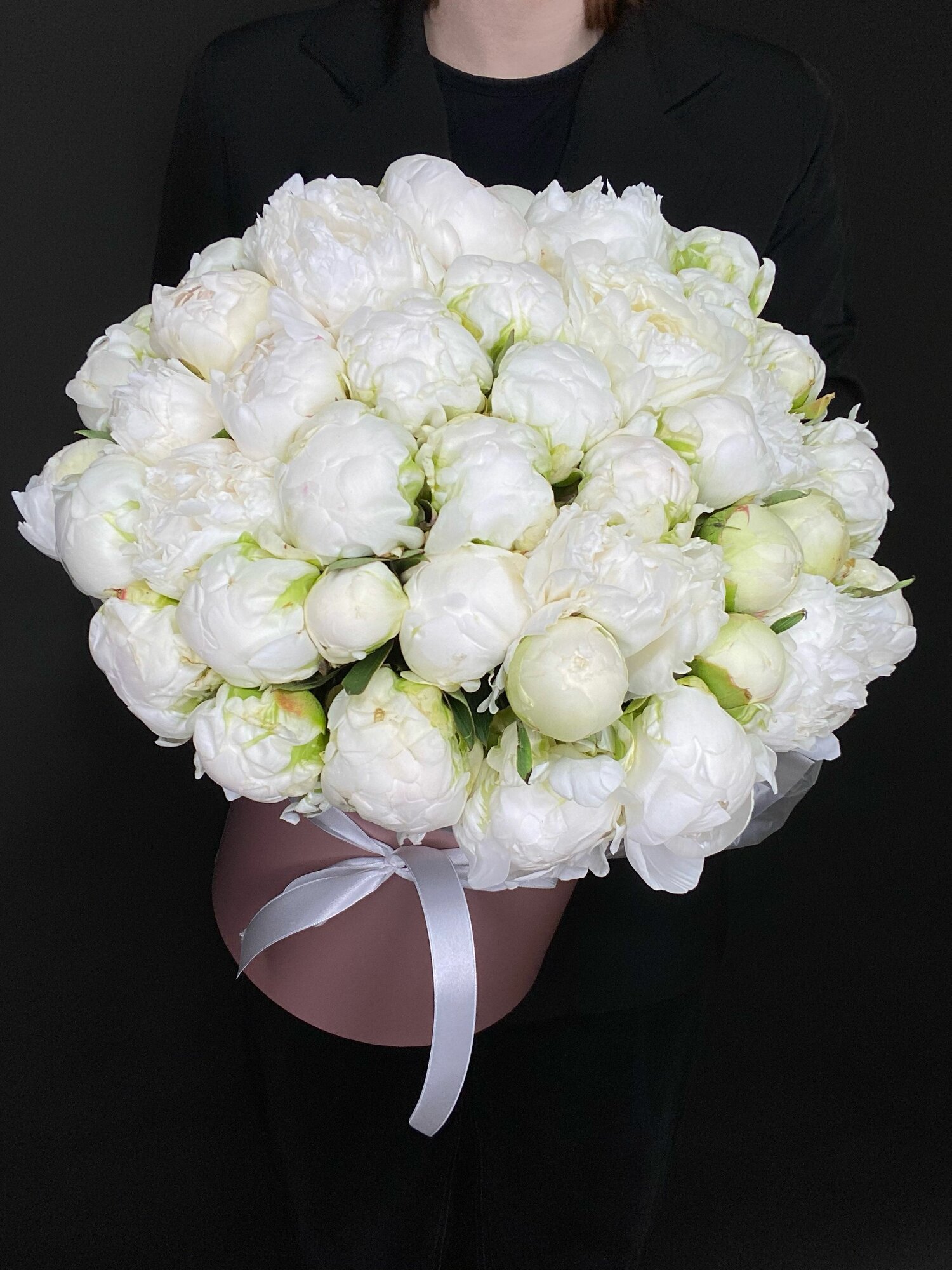 Пионы в коробке (пионы 51 шт, шляпная коробка 1 шт.), высота букета 40 см