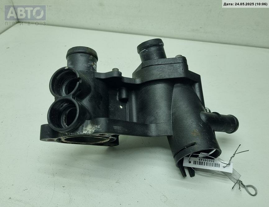 Фланец (тройник) системы охлаждения Volkswagen Golf-3