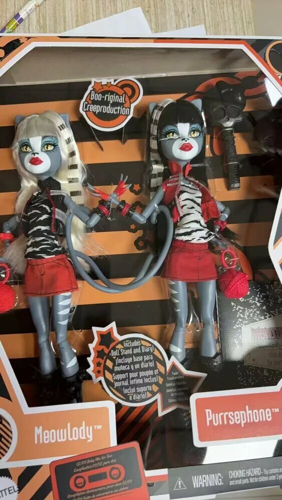 Monster High Бу Монстер Хай-оригинальная кукла-репродукция в 2-х упаковках, коллекционные репродукции Мяулоди и мурлычущего телефона с подставками для кукол и дневником,2-Pack, черный