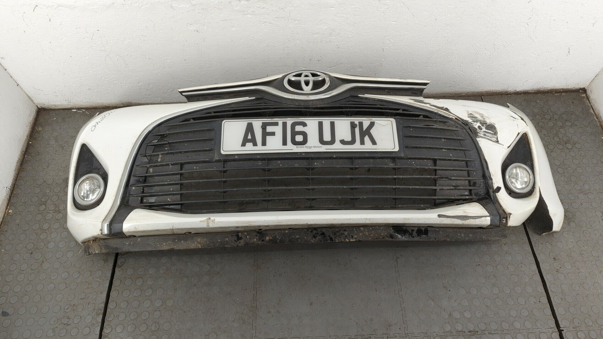 Бампер передний Toyota Yaris Б/У