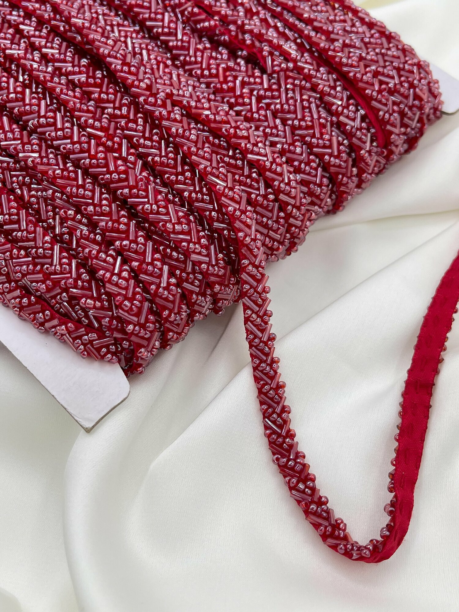 Тесьма из бисера и стекляруса красная 1,5 метра
