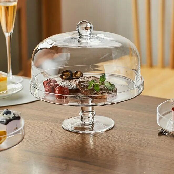 Стеклянная тортница "Лакомство" от Без бренда, на ножке, с крышкой, бесцветная, 20см