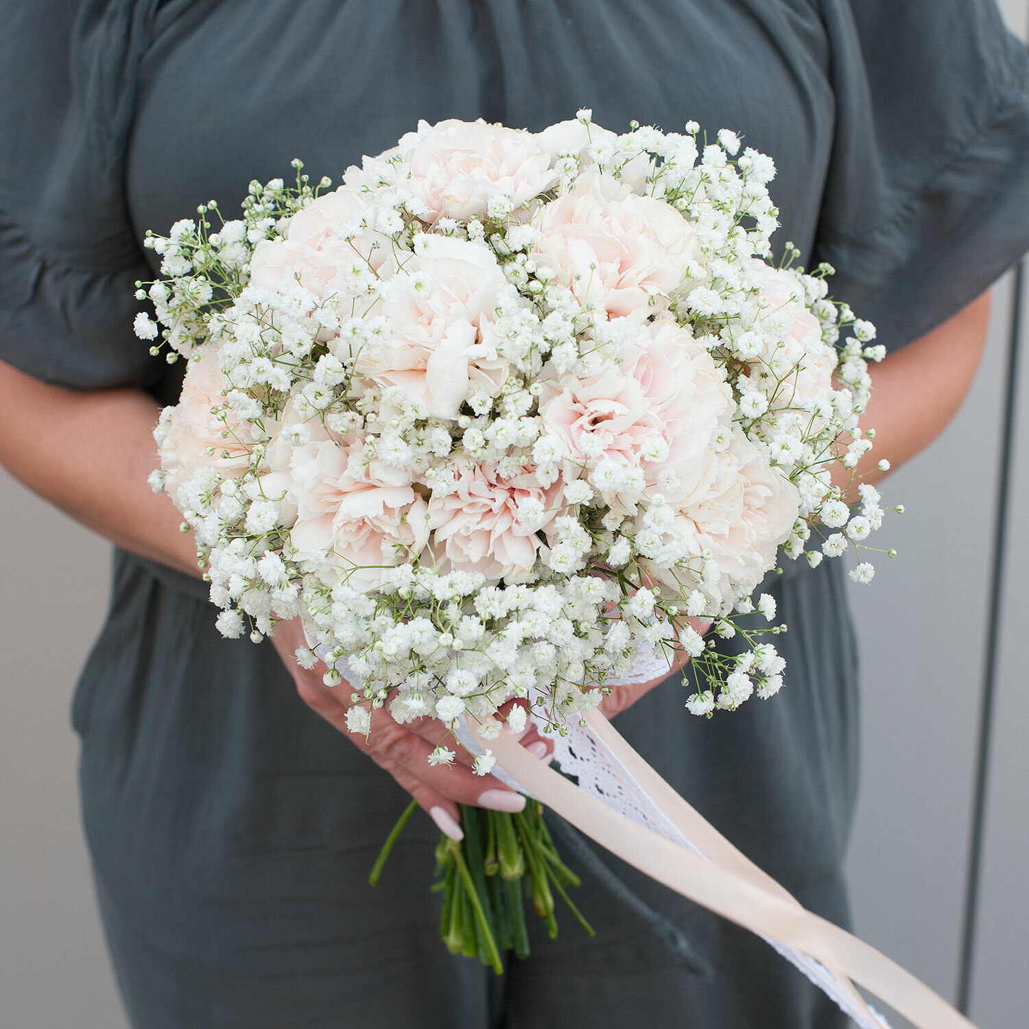 Букет невесты из нежных гвоздик и белой гипсофилы "Николь" (с бутоньеркой)