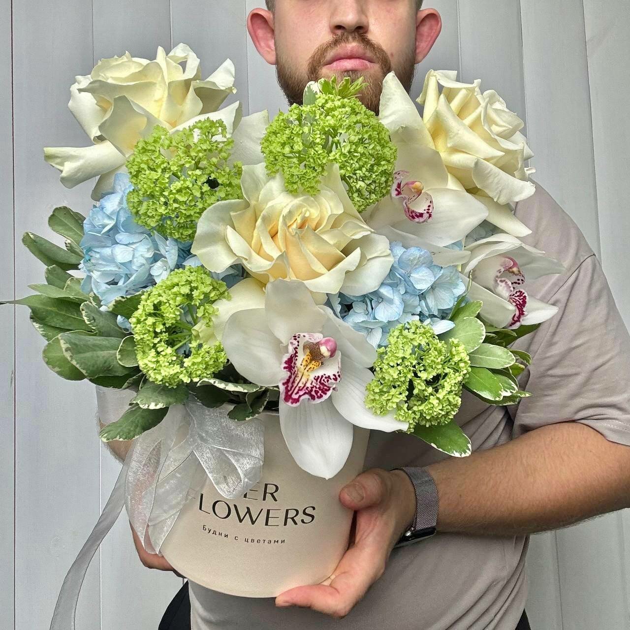 Композиция с французскими розами, гортензией, вибурном и орхидеями Ver Flowers