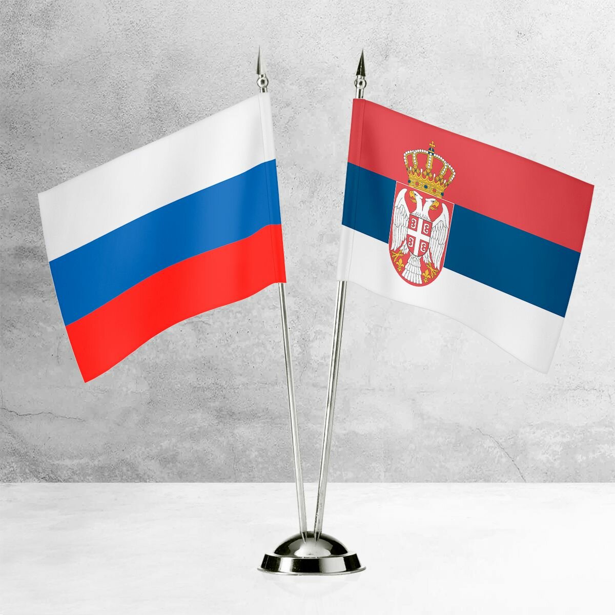 Настольные флаги России и Сербии на пластиковой подставке под серебро