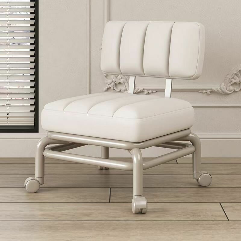 Маленький табурет с универсальной спинкой на колесиках