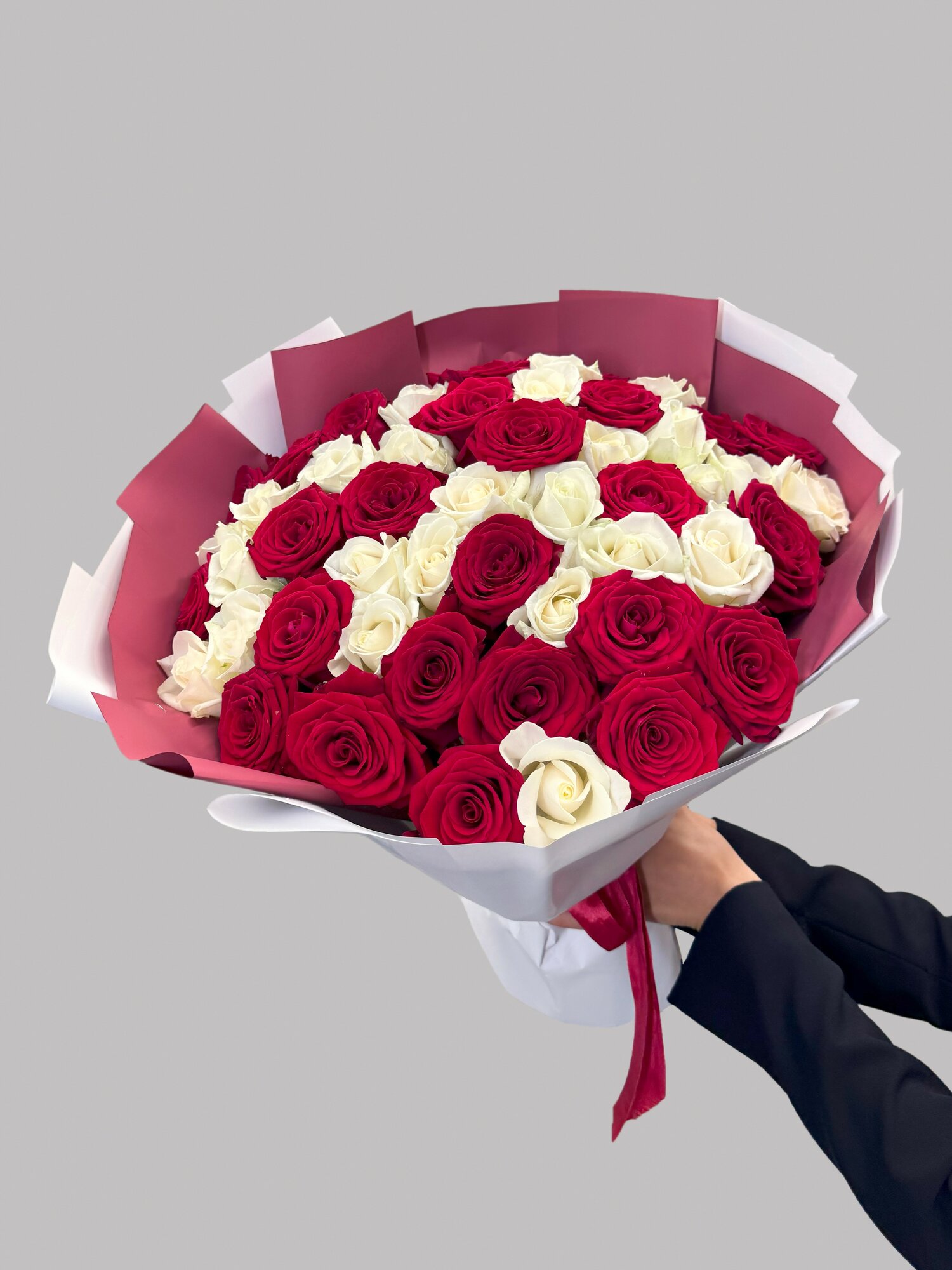 Букет живых цветов, белые и красные розы 51 шт. 50 см. "Аваланж&Ред наоми" в упаковке, флау стор