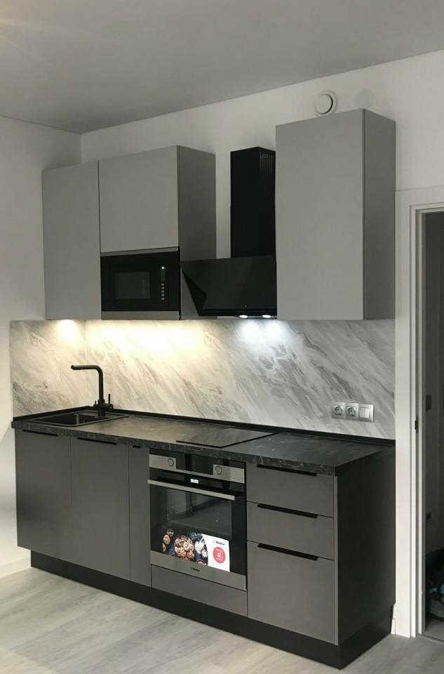 Компактная кухня из ЛДСП Kronospan с торцевыми ручками на заказ