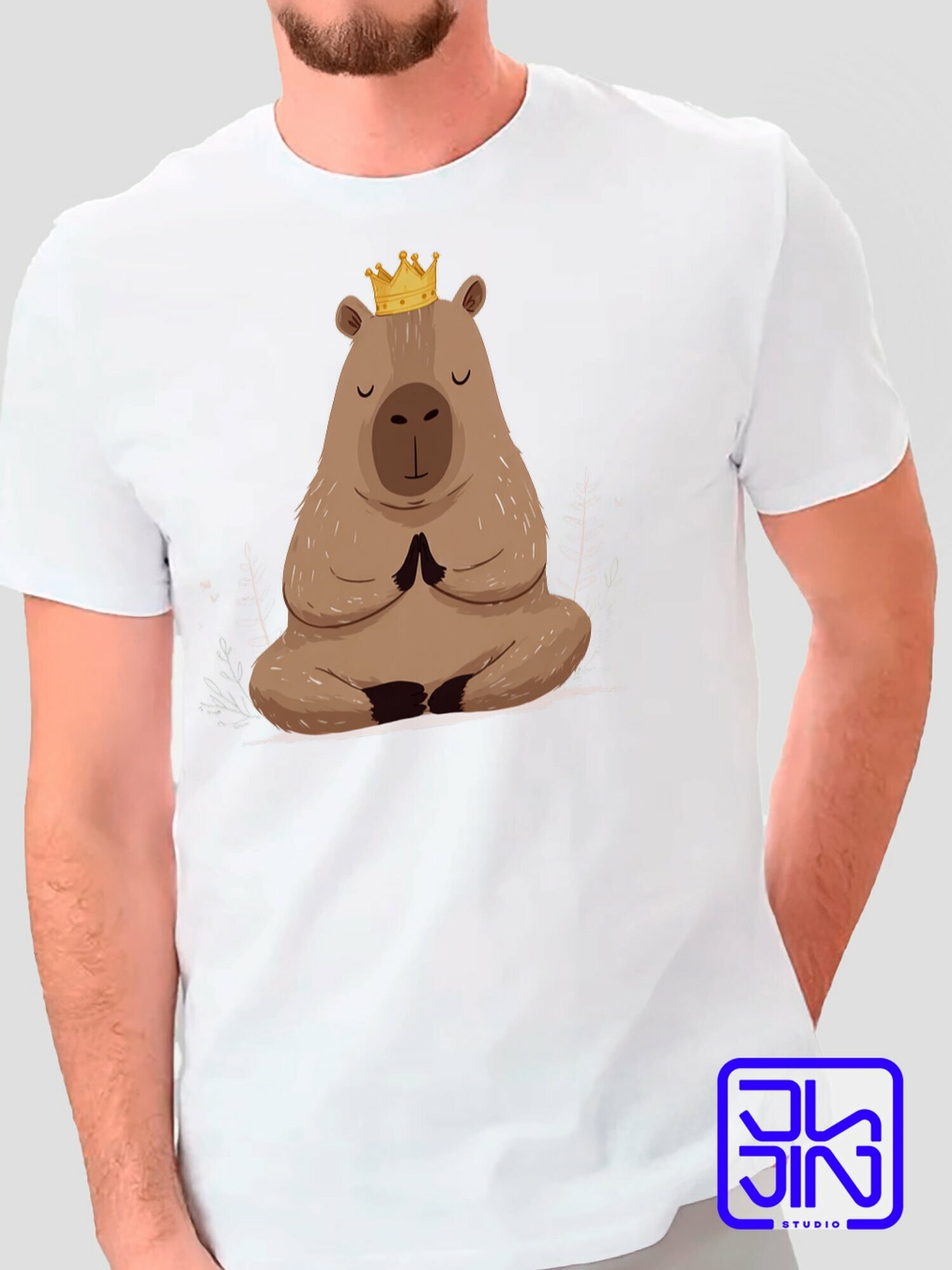 Футболка классическая мужская с авторским принтом Смешная коричневая капибара в медитации, бежевая йога, оригинальный принт, белый хлопковый трикотаж с прикольным рисунком на груди