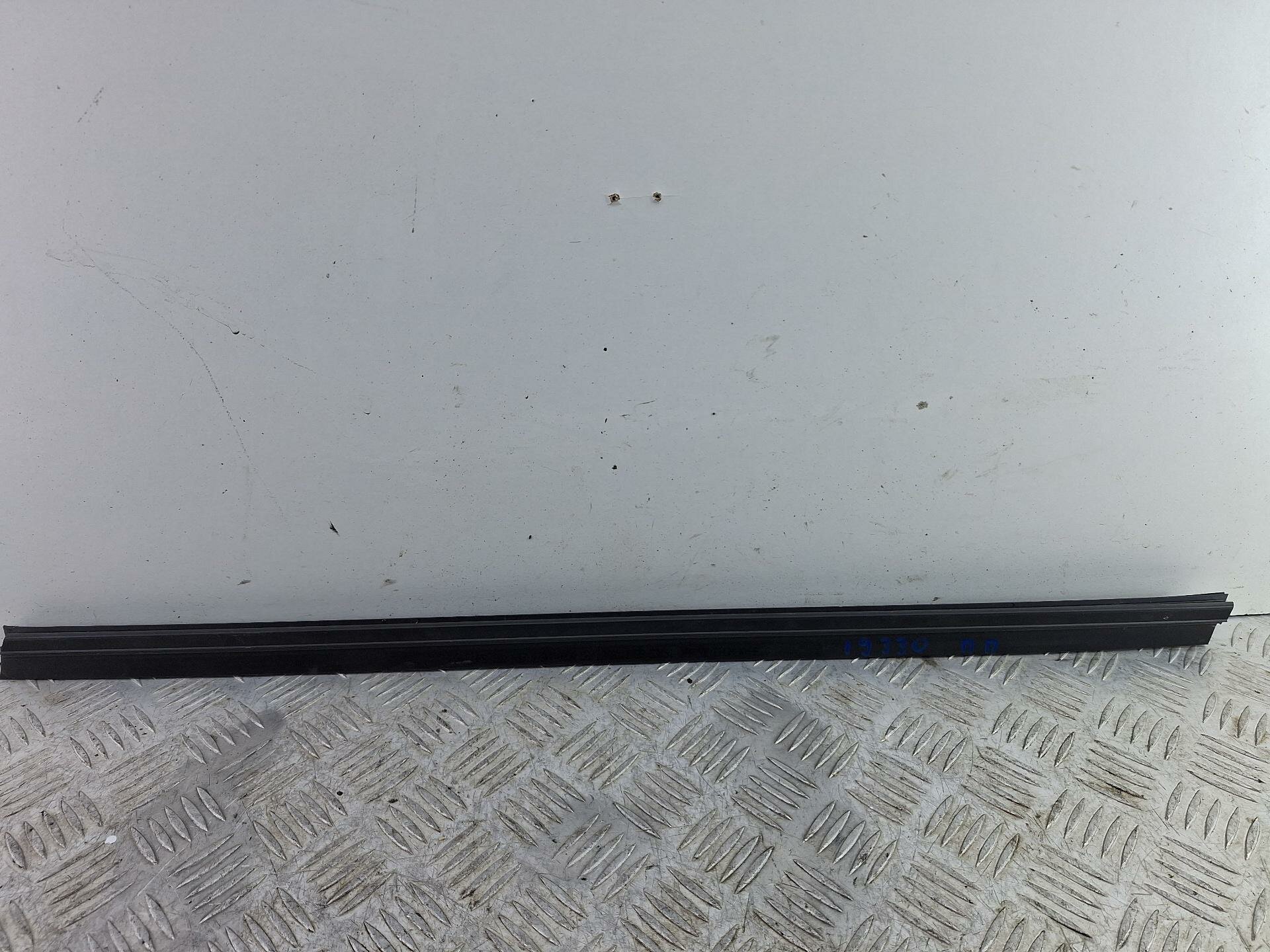 Уплотнитель стекла двери передний правый Skoda Octavia 2 рест. (2008 - 2013) 1Z0837479A