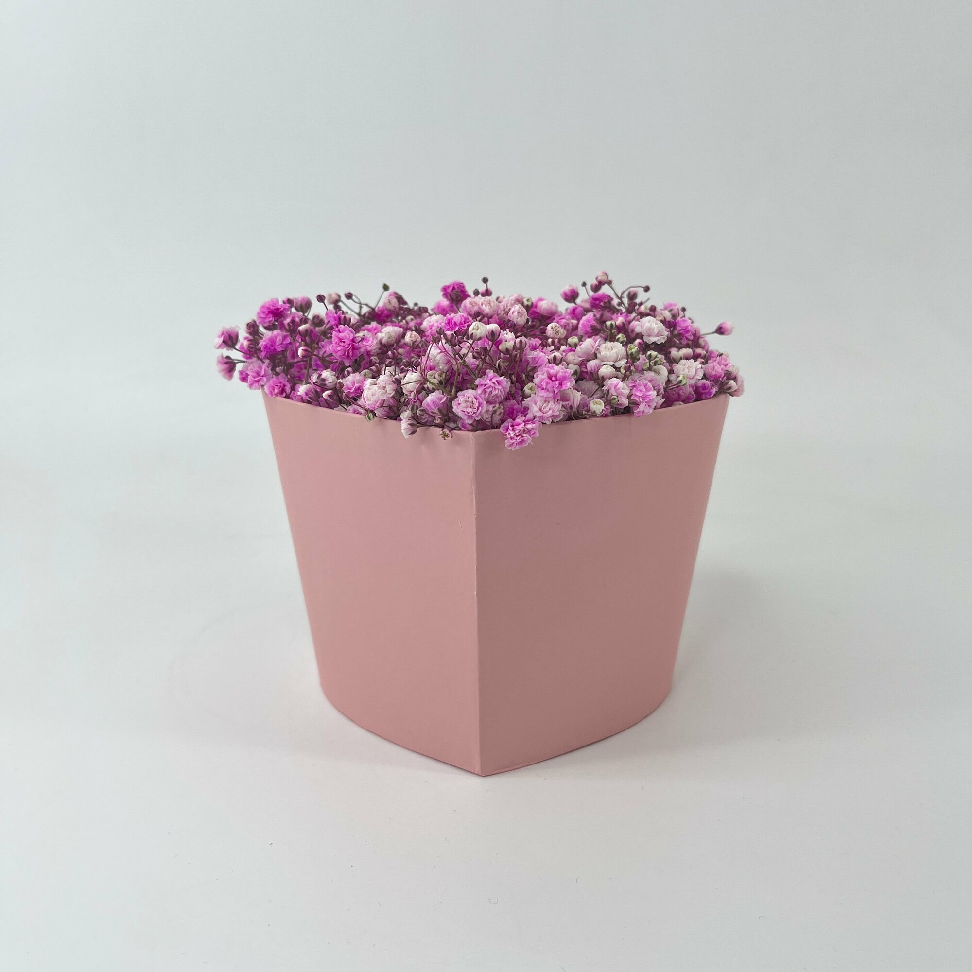 Букет из розовой гипсофилы в коробке Love в виде сердца