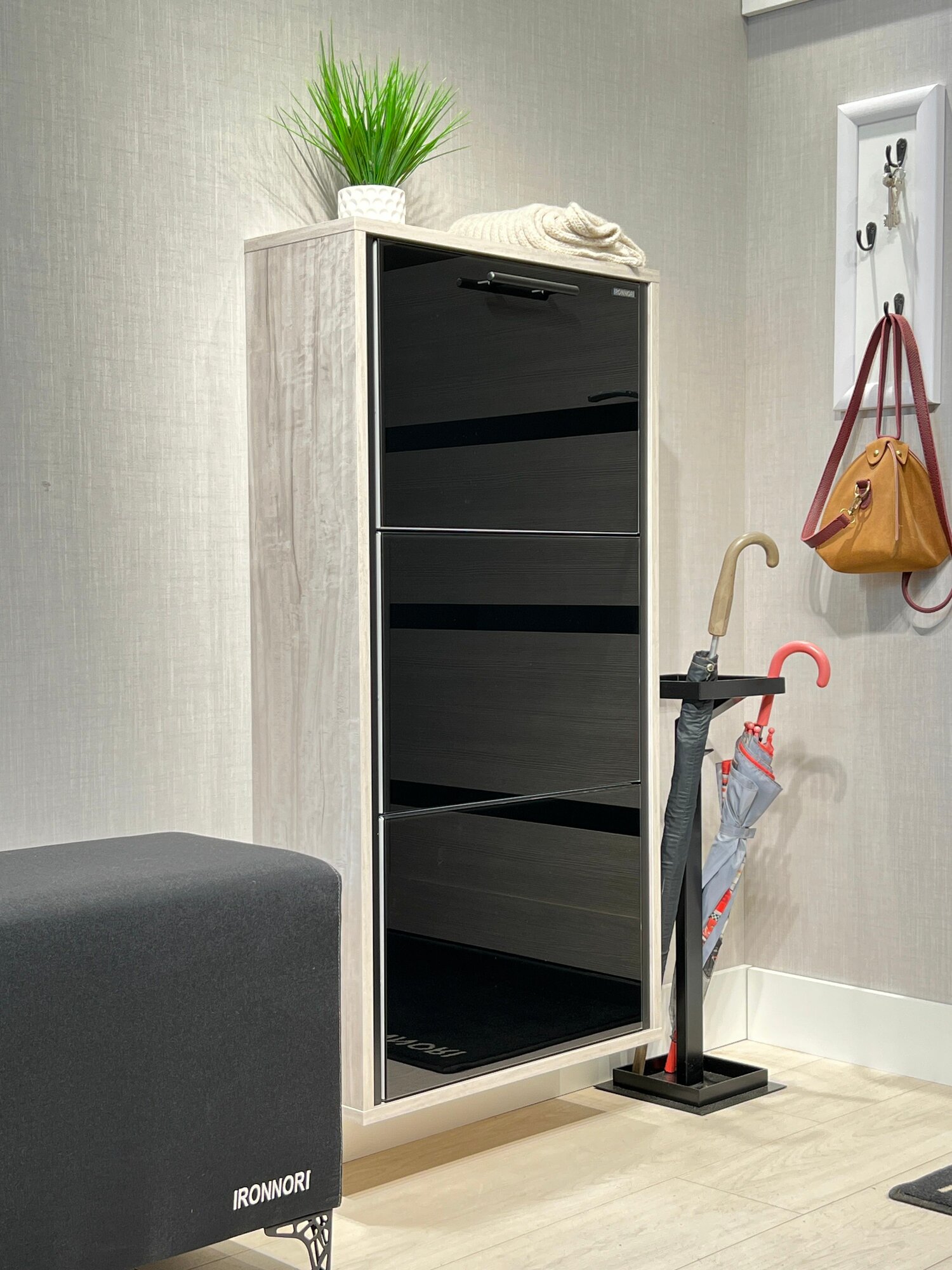 Обувница в прихожую IRONNORI Лайт 3 секции, Соната/стекло чёрное, профиль чёрный, 104х54.5х20 см