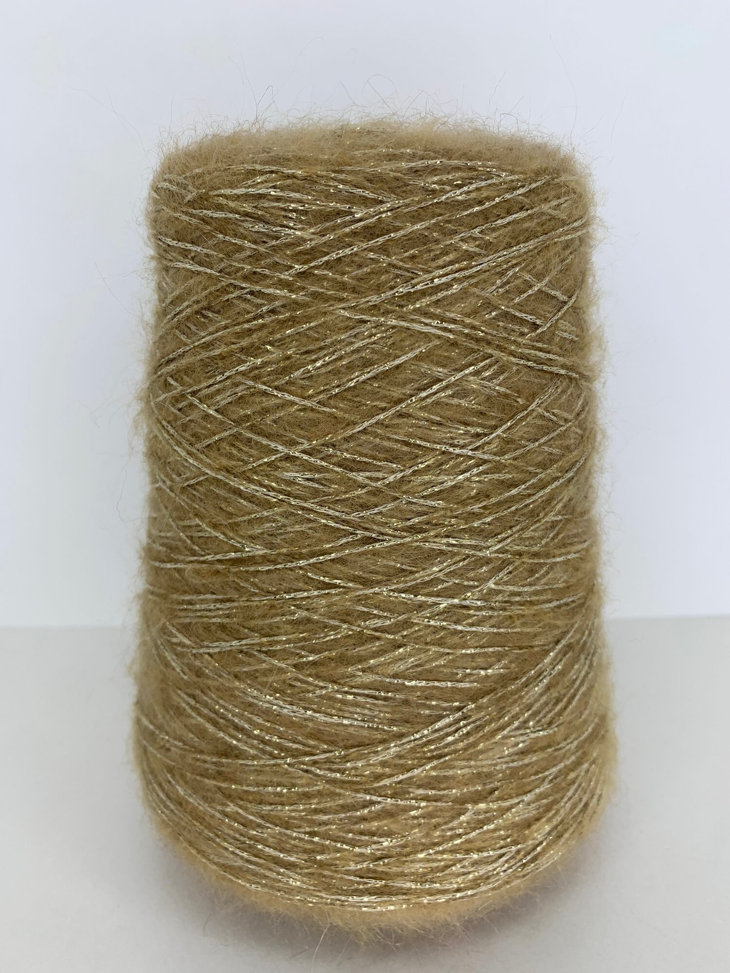 SHARON; 46% вискоза, 12% люрекс, 12% мохер, 13% нейлон, 17% п/а; 400м/100гр; цвет: песочный с люрексом золотого цвета; вес 250гр; italyyarn