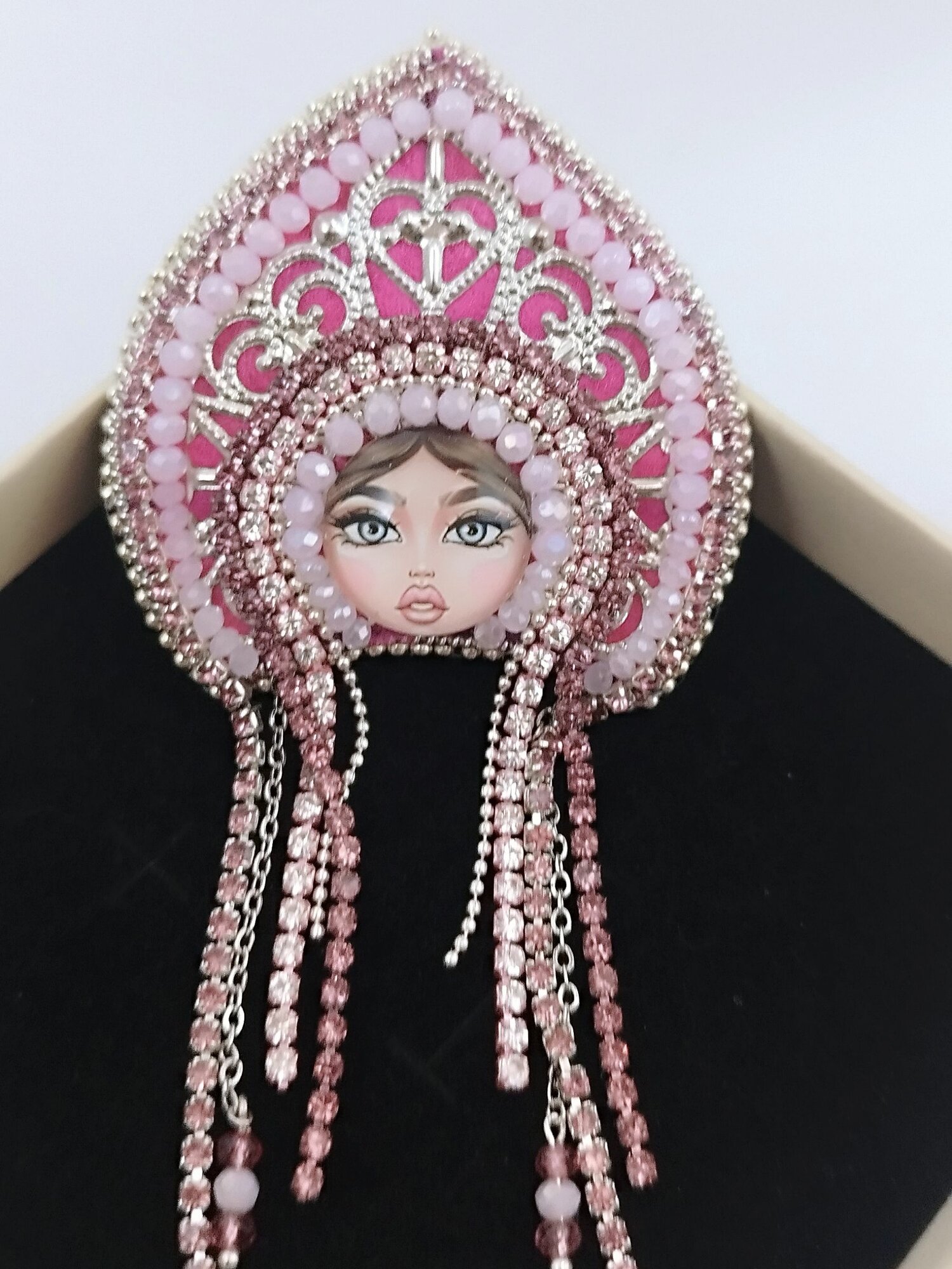 Брошь, стразы, бисер