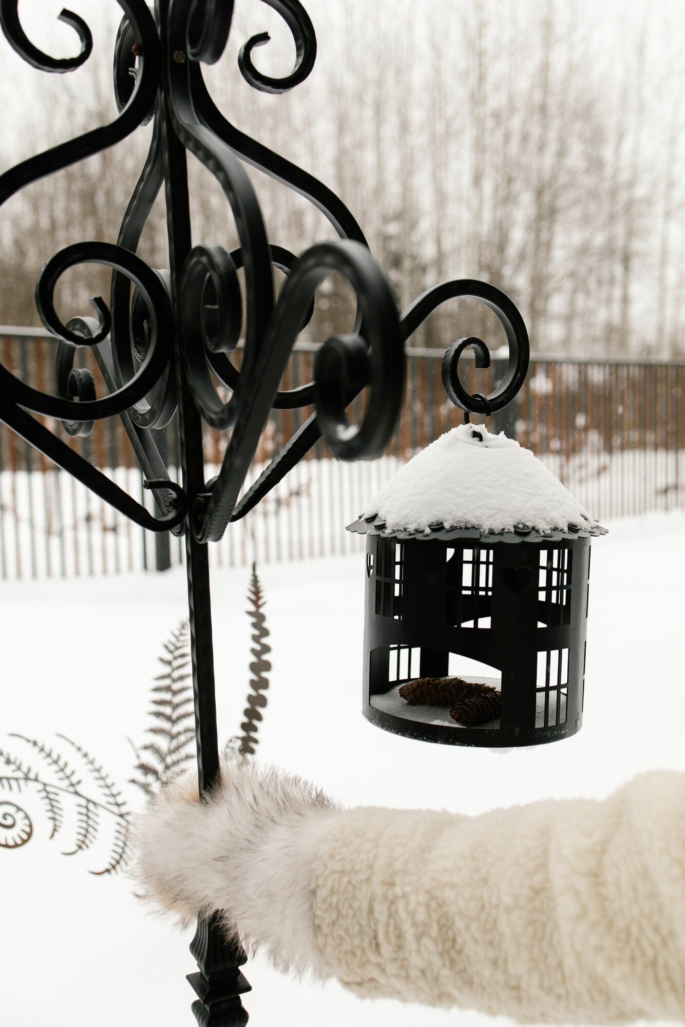 Домик-кормушка для птиц и белок круглая