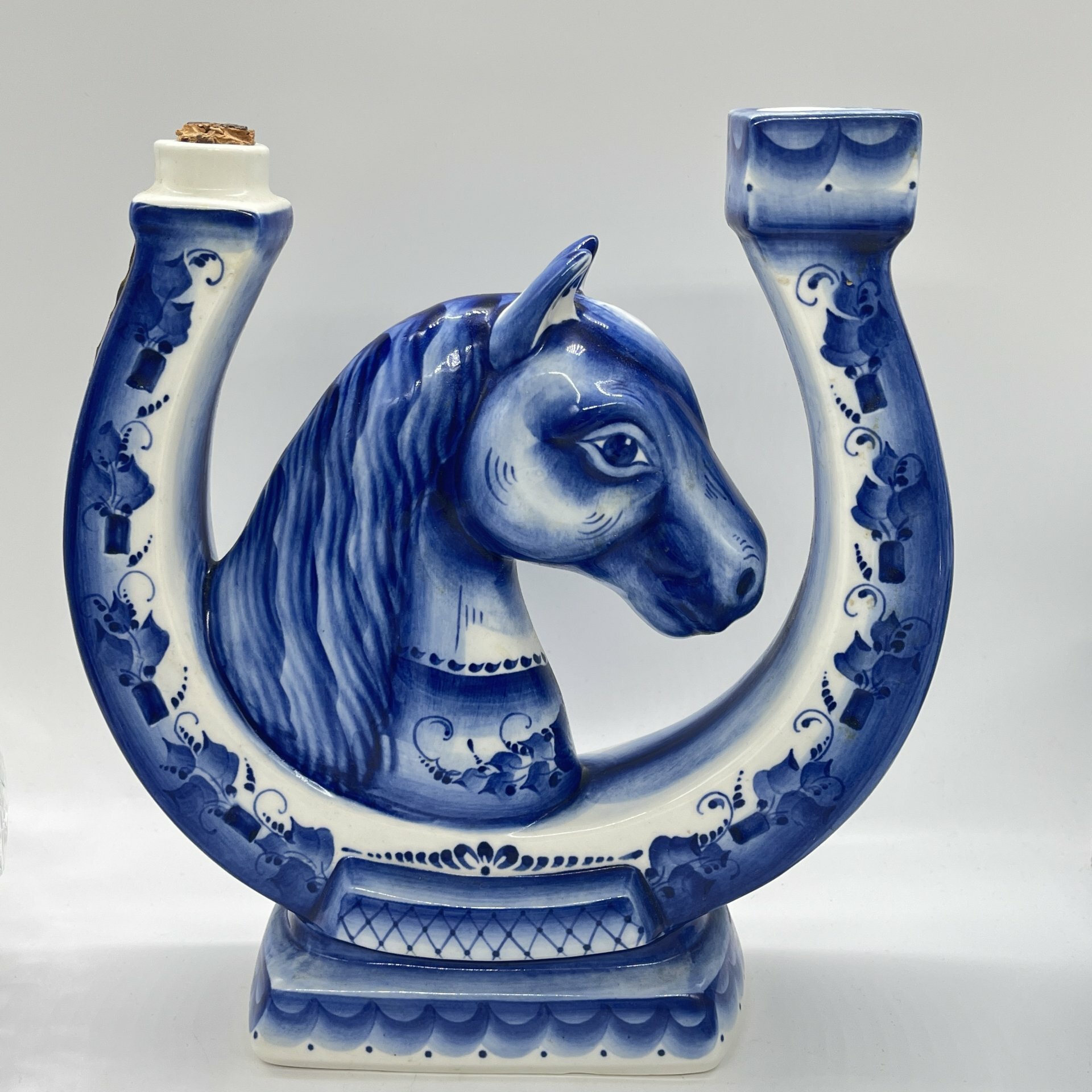 Штоф с символом года в форме головы коня и подковы, Гжель, фарфор, роспись