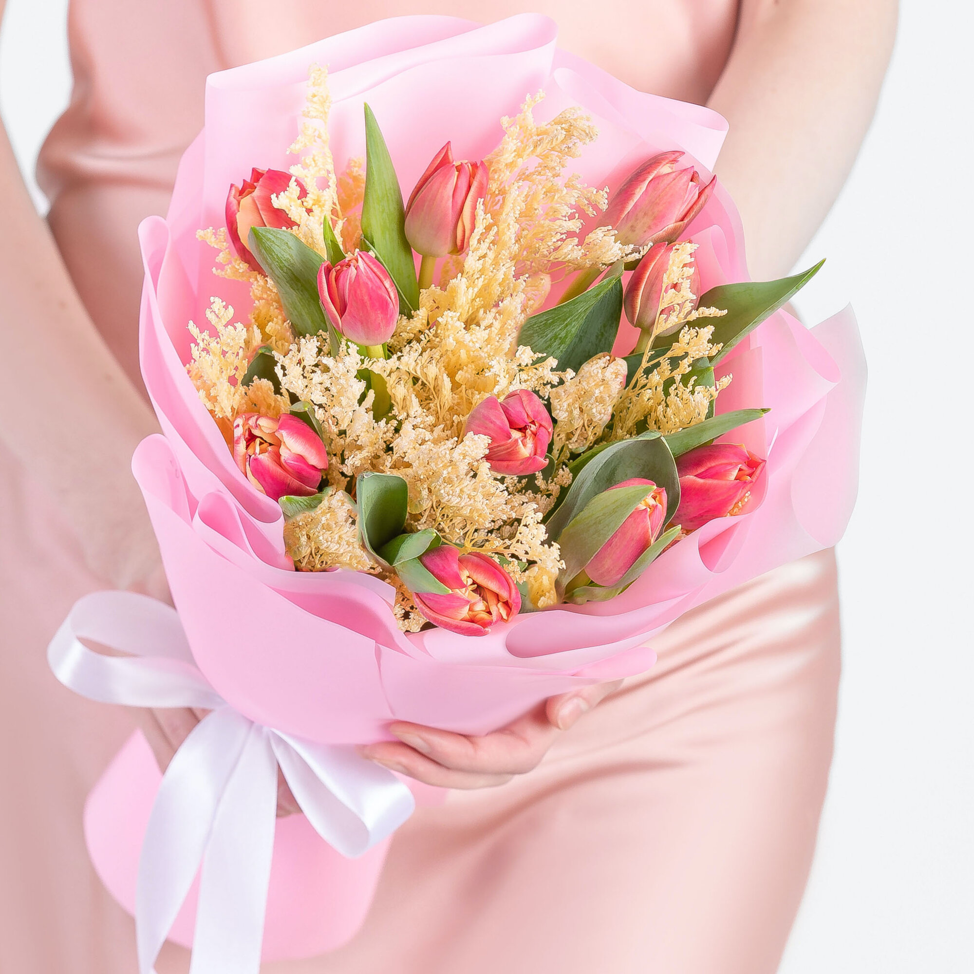 Дуо-букет Мегацвет24 "Тюльпан колумбус и лимониум", розовый/белый, дизайнерская упаковка