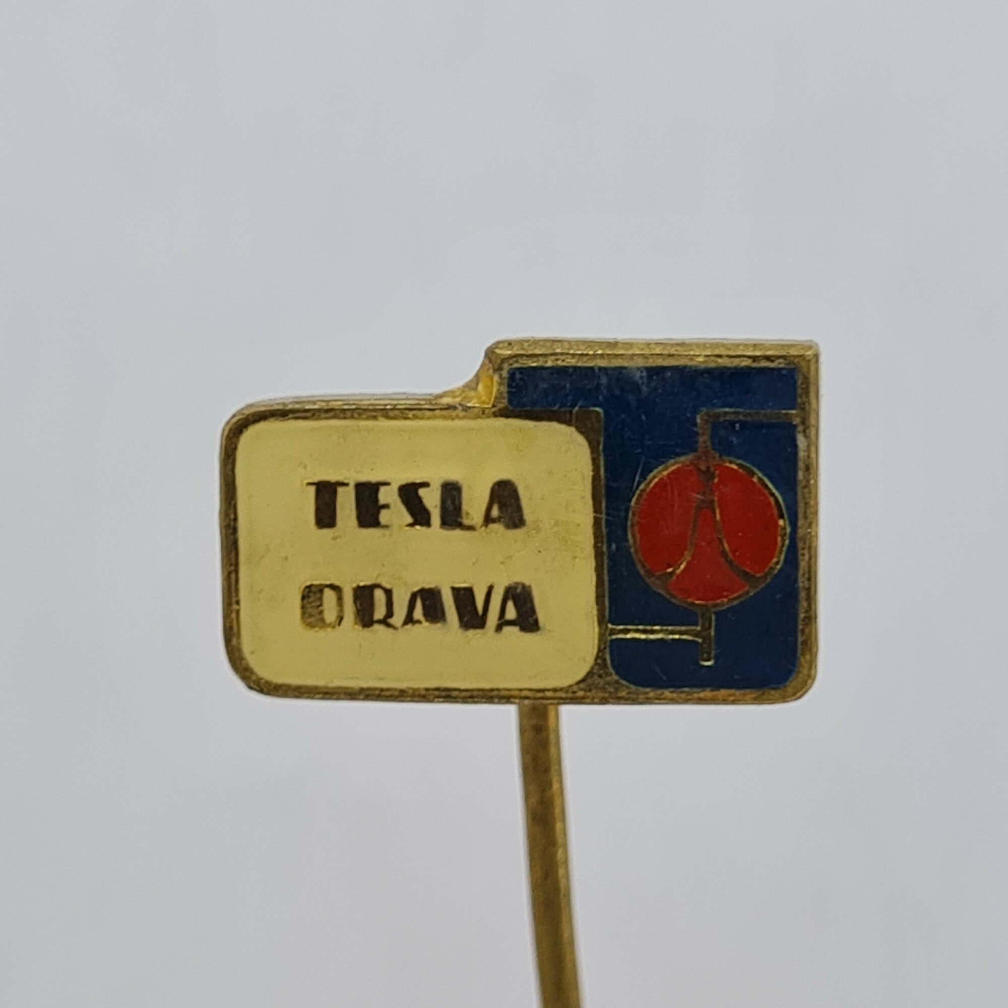 Значок СССР. Tesla Orava, автомобильная тематика, эмблема. Винтажный значек.