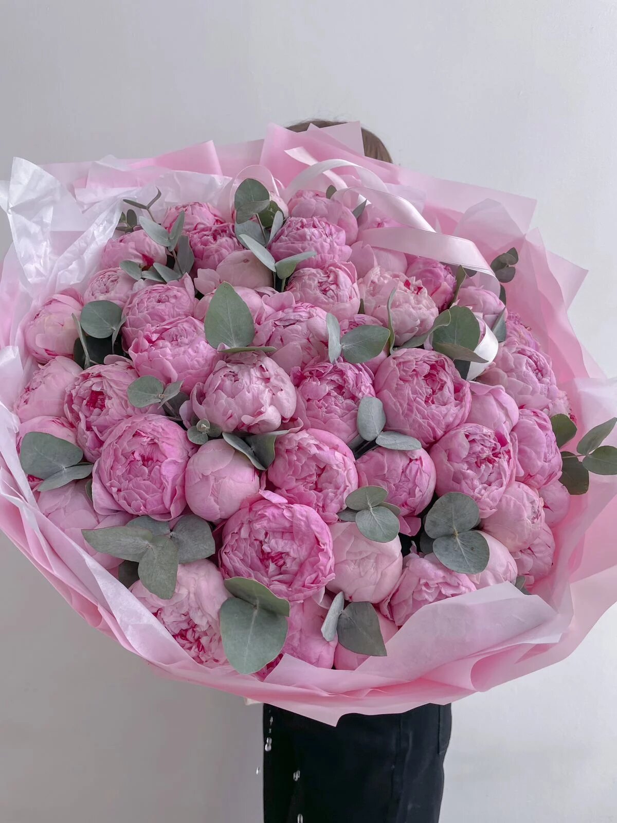 Большой букет из нежных розовых пионов и ароматного эвкалипта 51 шт. с доставкой от FlowersGo
