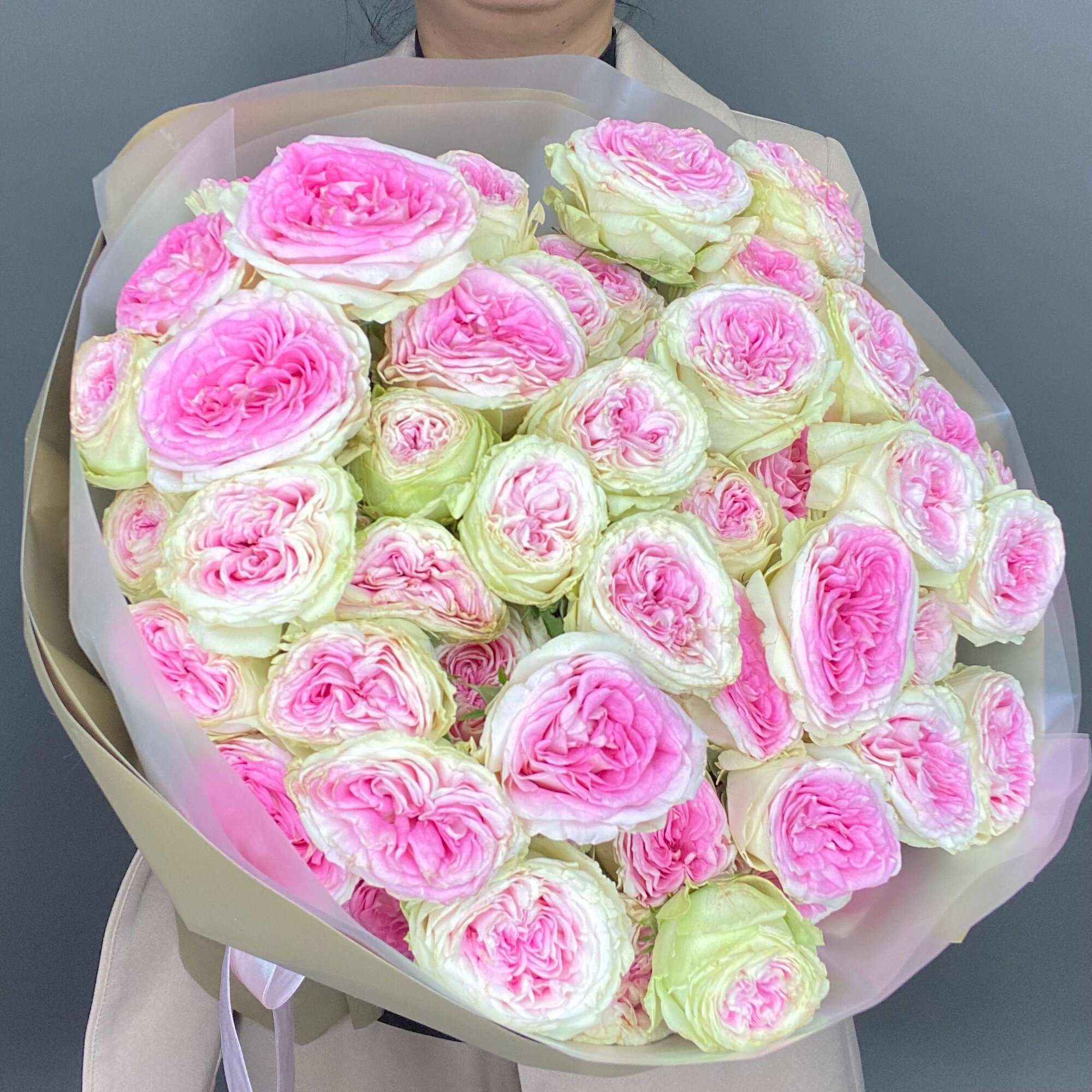 Розовые розы (розы кустовые), высота букета 50 см, ширина 30 см