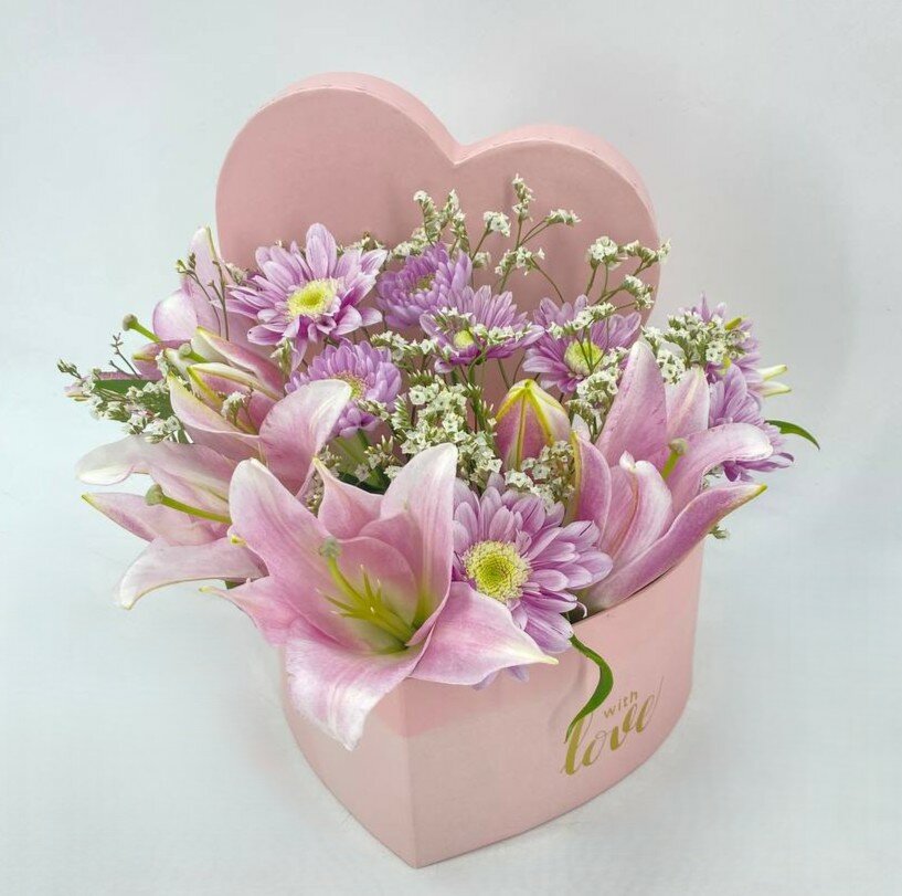 Букет сердце с цветами. Цветы для любимой девушки. Лилия, хризантема, лимониум