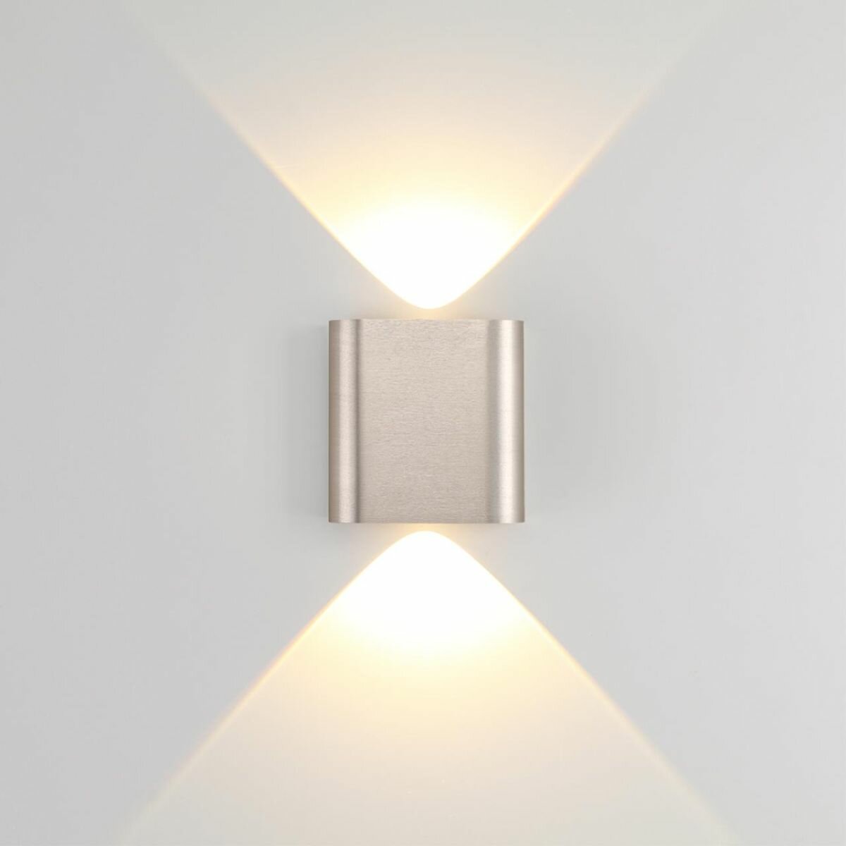 Настенный светильник Odeon Light Hightech Magnum 7106/2WL, светодиодный