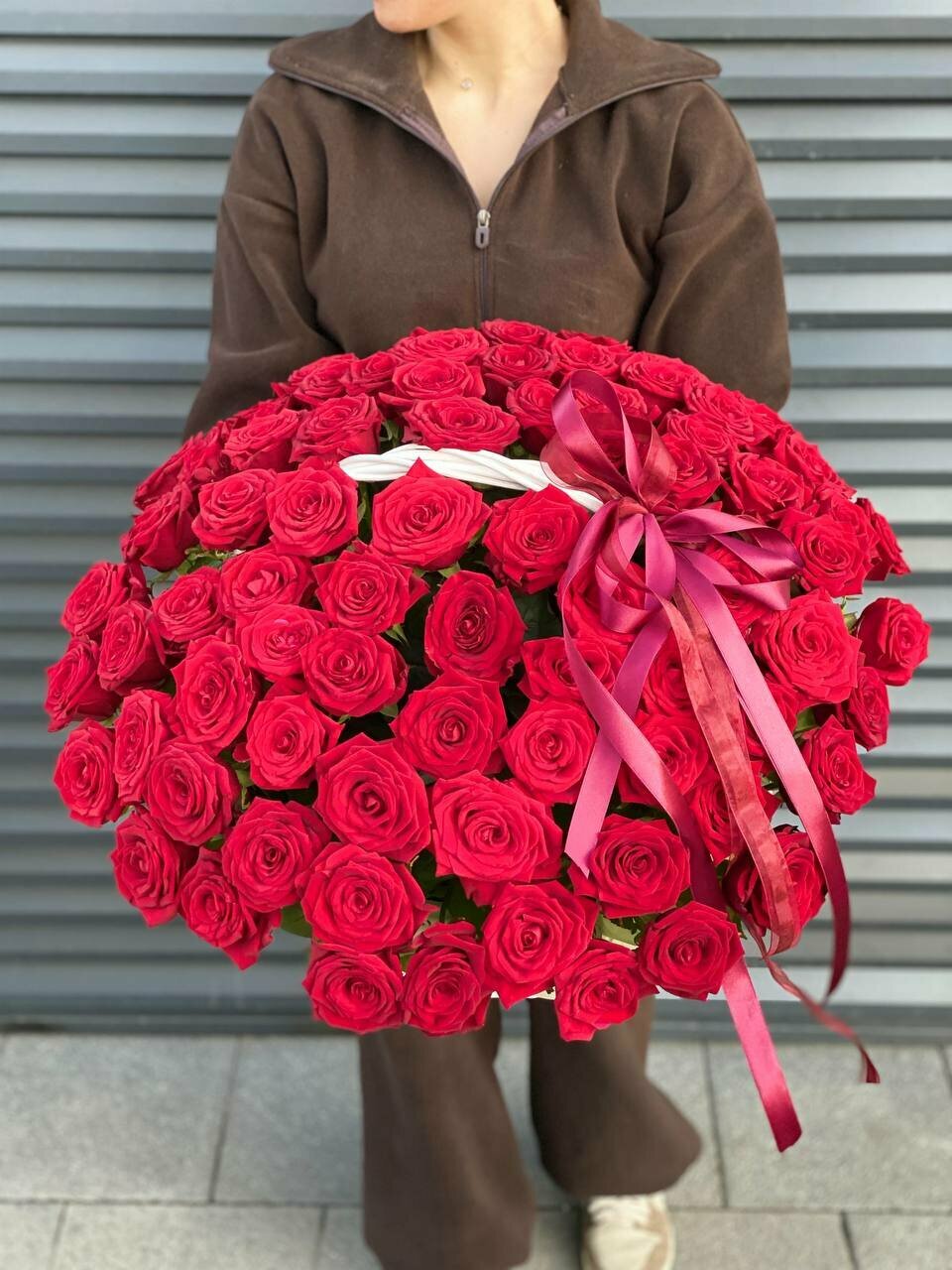 Композиция в корзине из роз 101 шт, красные, высота 40 см, от wowflo