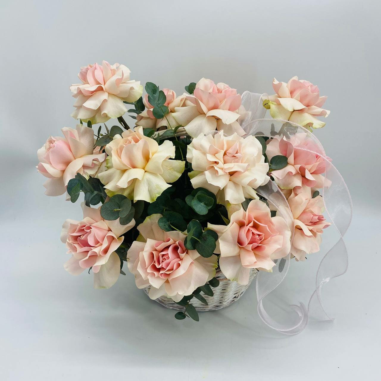 Корзина с розовым французскими розами Pink Mondiale
