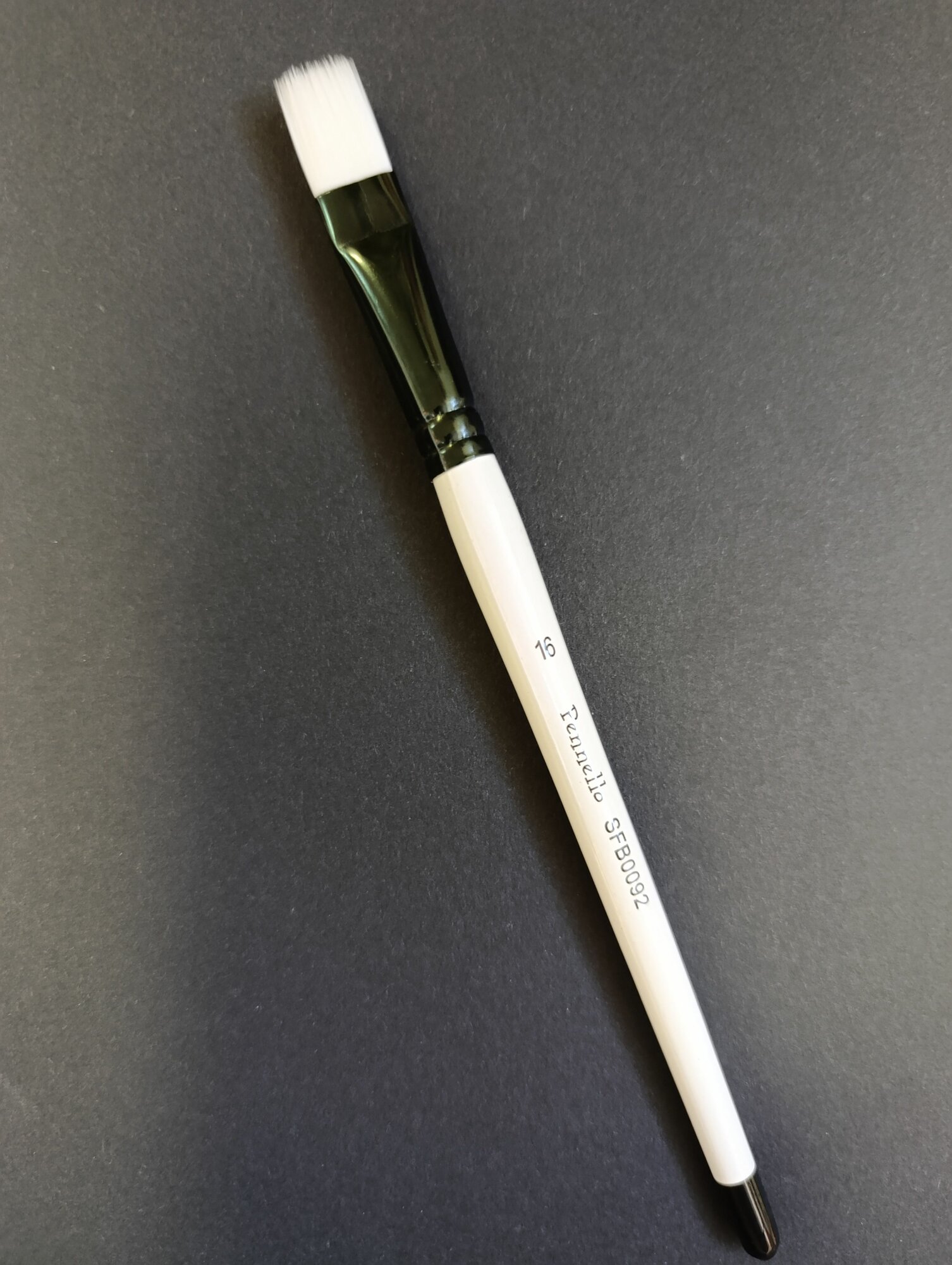 Кисть синтетика жесткая Pennelo плоская N 16 короткая ручка