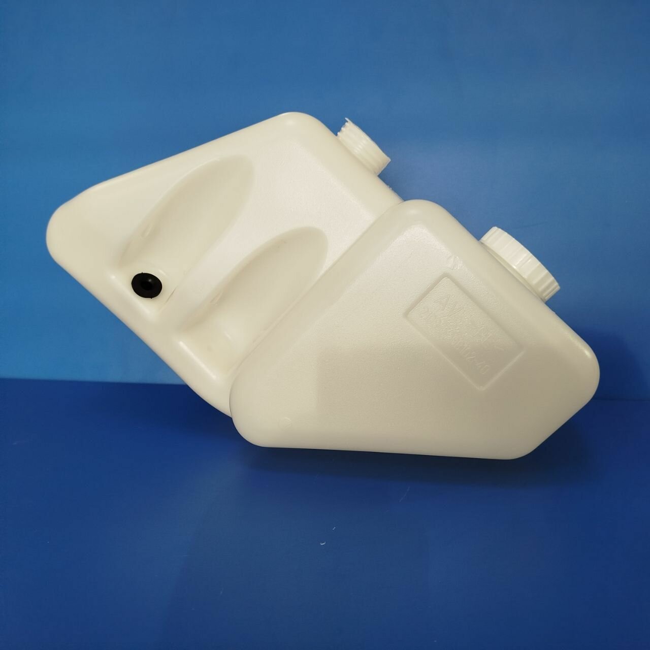 Бачок омывателя "UAD" для автомобилей ВАЗ 2108-099инж, 13-15, УАЗ Патриот усиленный (под один мотор, датчик)