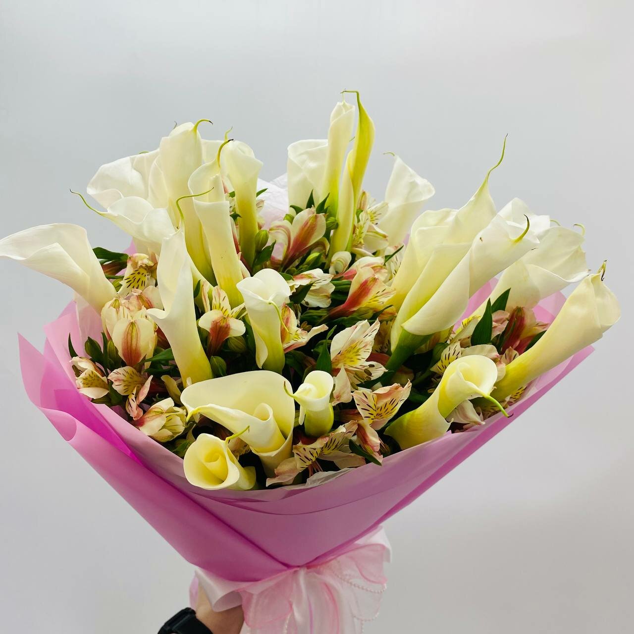 Букет из белых калл и альстромерий. Живые цветы каллы и альстромерия