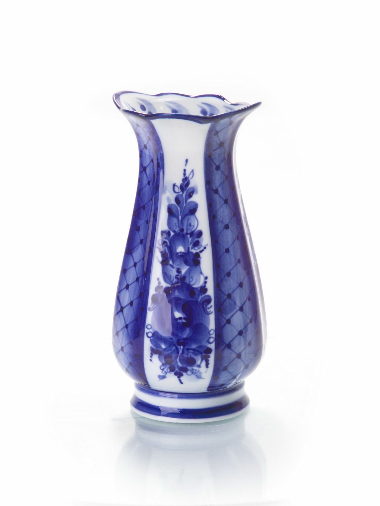 Фарфоровая ваза среднего размера