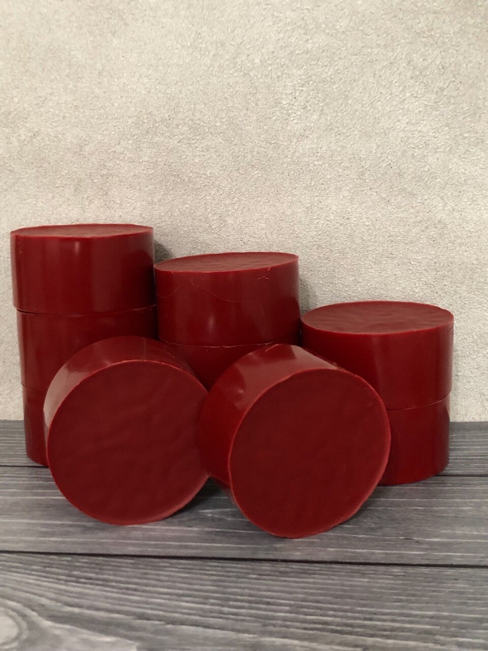 Воск пчелиный, натуральный, ароматный, цветной, красный. 1кг. Отличный вариант для изготовления свечей.