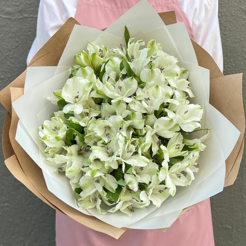 Букет живых цветов. Белая Альстромерия 15 шт. в крафтовой упаковке