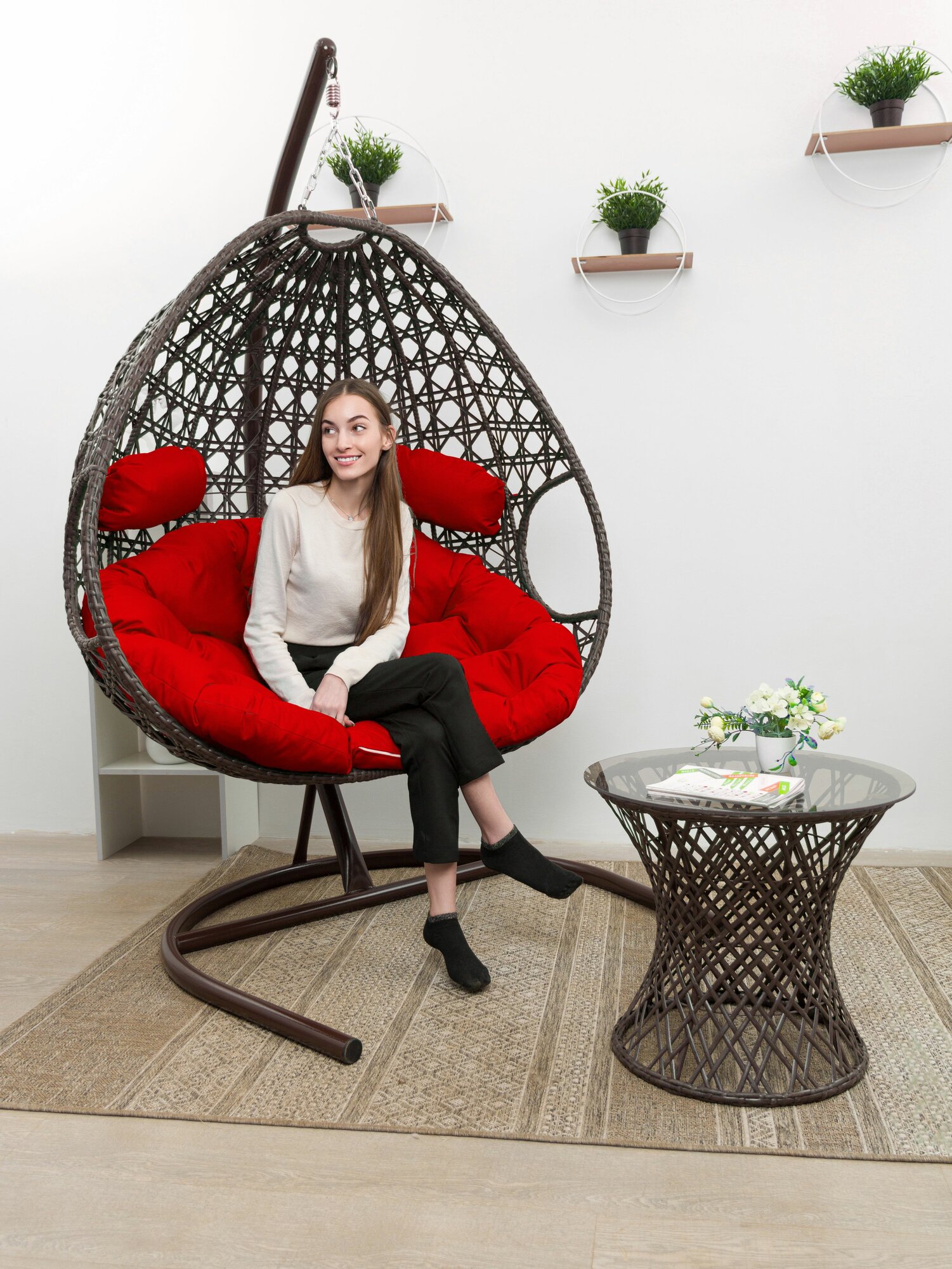 Подвесное кресло для двоих люкс, с ротангом коричневое, красная подушка
