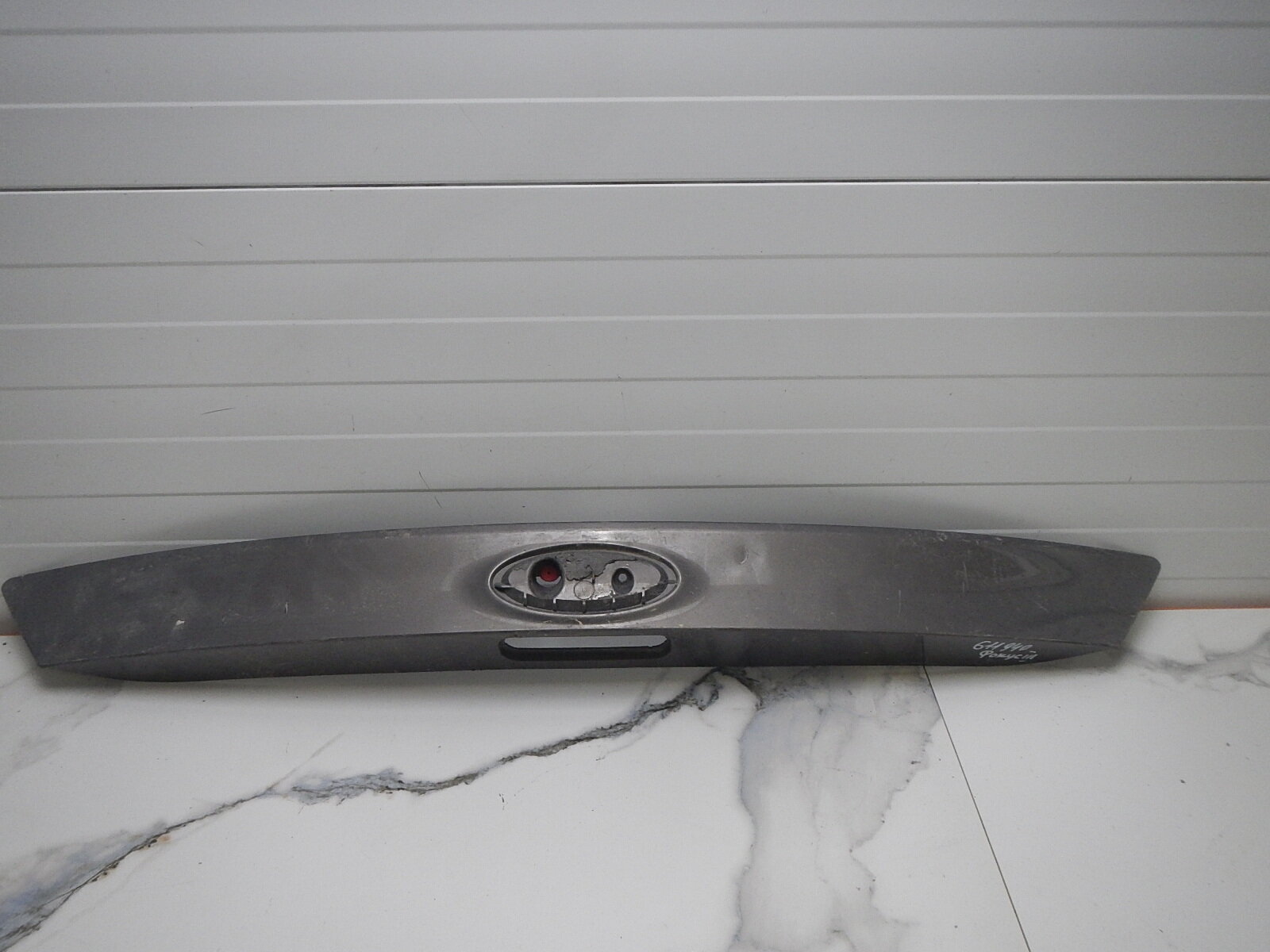 Б/У Накладка двери багажника, Ford (Форд)-FOCUS 3 (11-19) FORD FOCUS 3 (11-19) хетч Царапины, трещина на креплении. 61194...