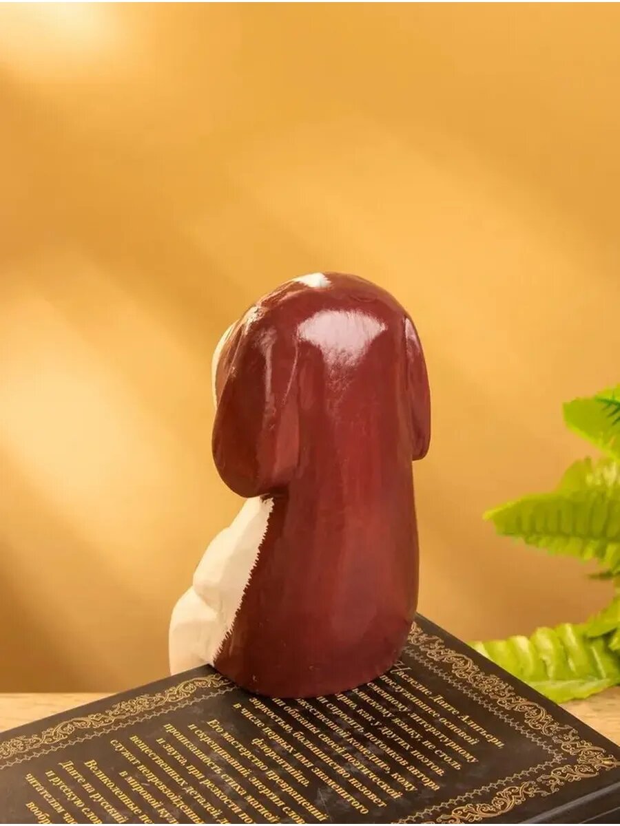 Очаровательная деревянная собачка-скульптура