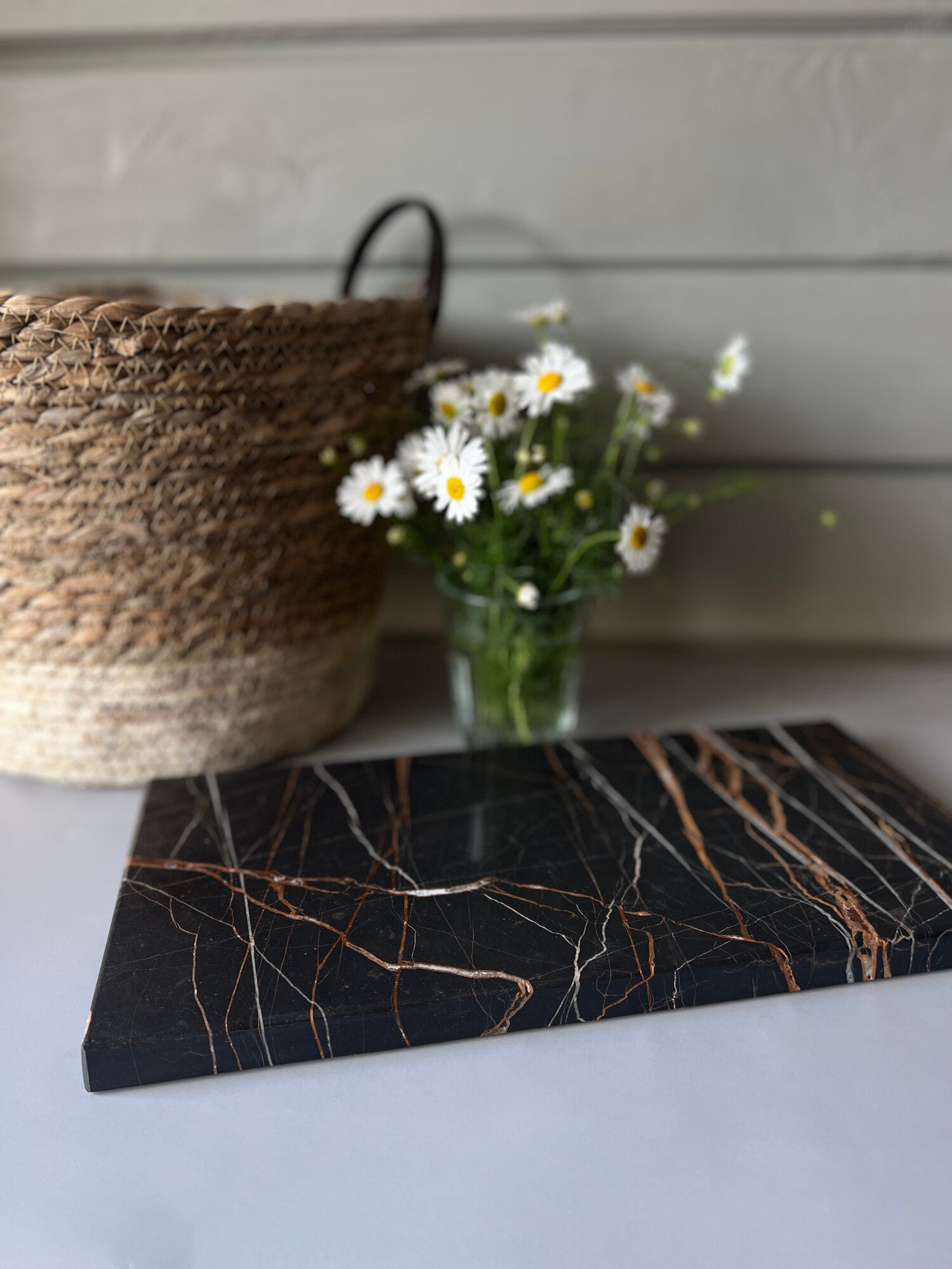 Поднос из мрамора "Неро Дорадо" 35х18 см