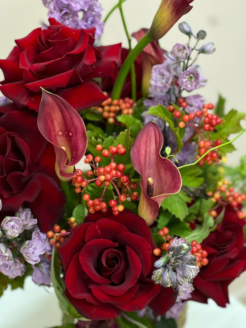 Букет живых цветов NURA FLOWERS, калла 5, вибурнум калина 5, амарант 2, роза вывернутая 5 в корзинке