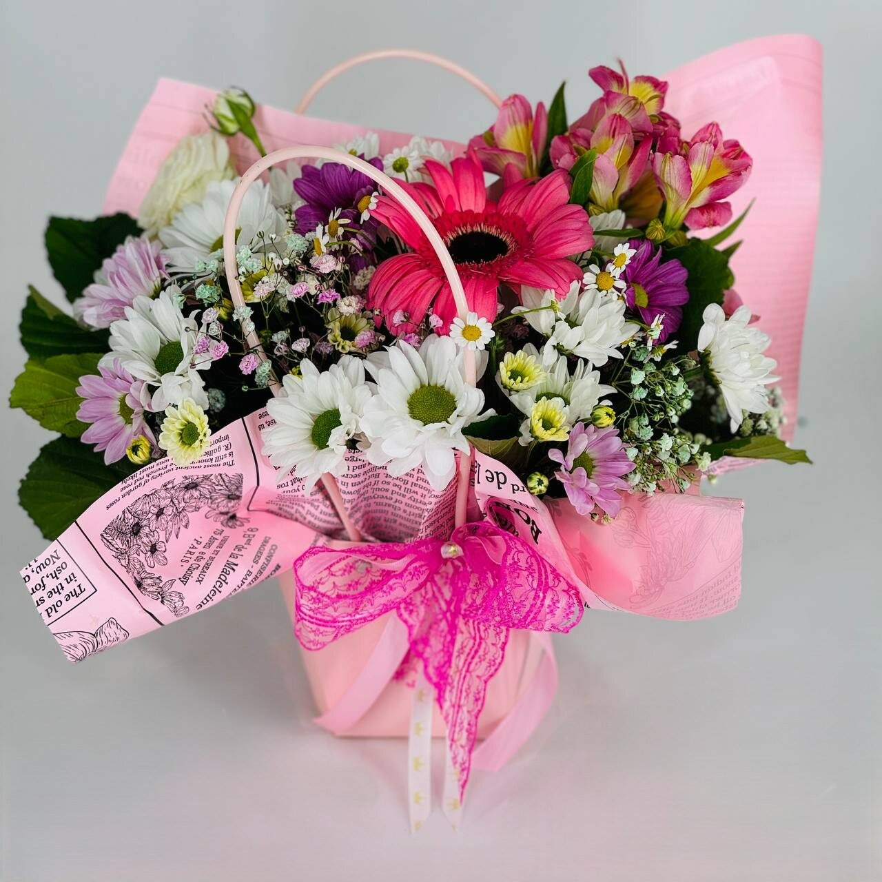 Сумочка с цветами микс. Букет цветов в сумке