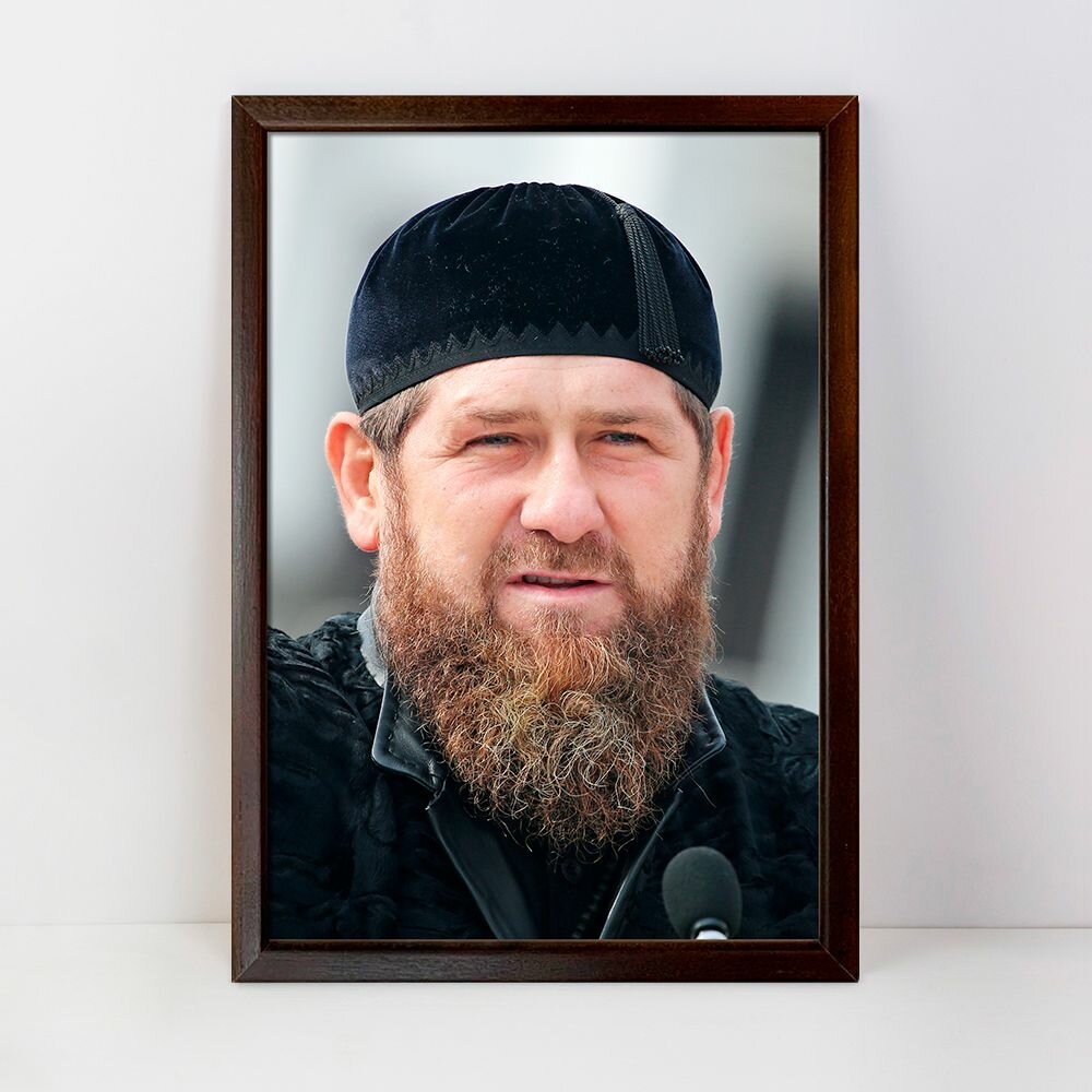 Портрет Рамзана Кадырова на холсте в рамке под дерево / А-4 (21x30 см.)