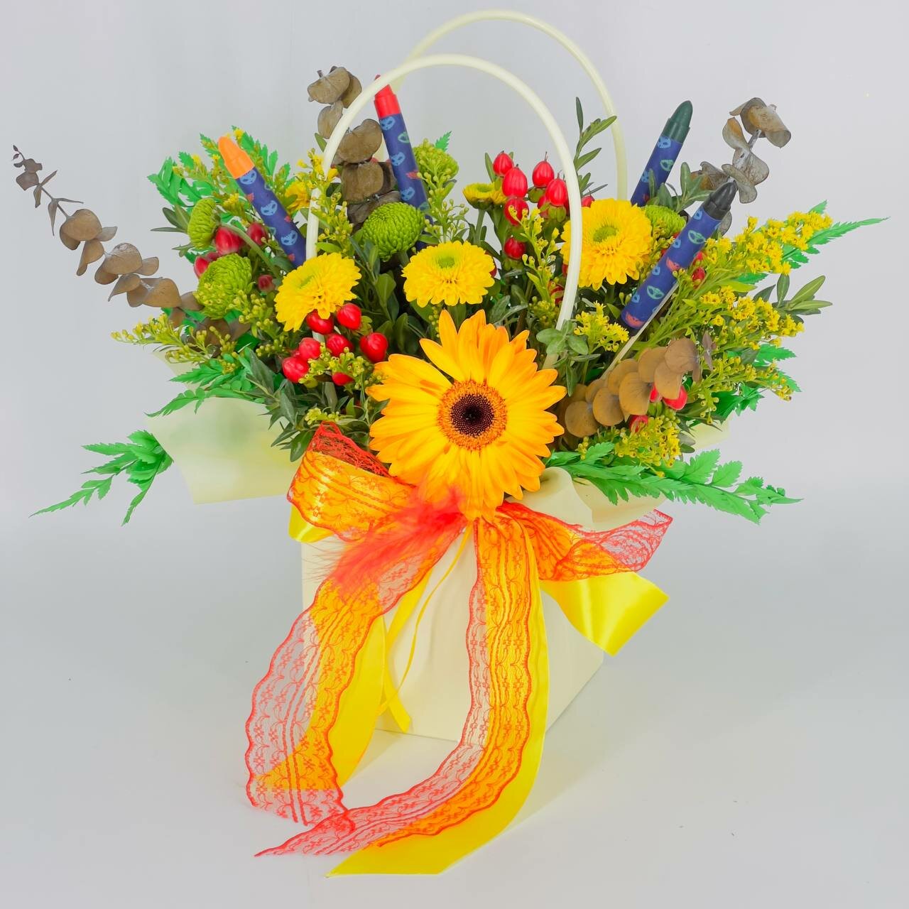 Сумочка с цветами микс на 1 сентября с карандашами. Цветы сантини, гербера, гиперикум